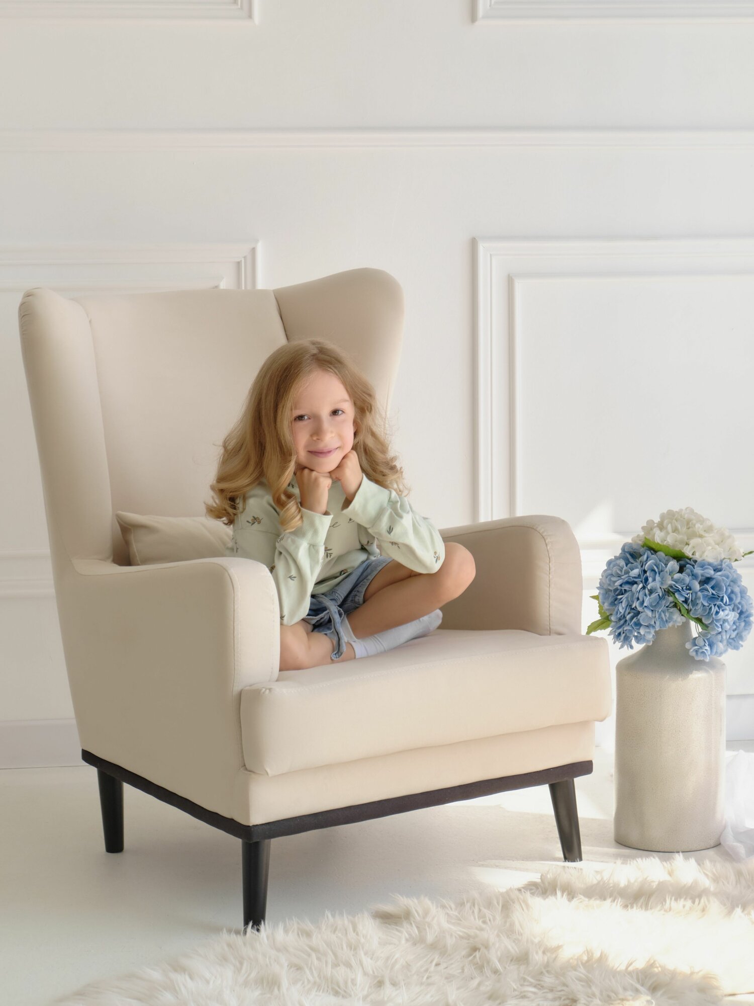 Кресло Оскар мягкое для отдыха дома, на ножках, велюр Zara cream, 75х85х90 (ШхГлхВ)