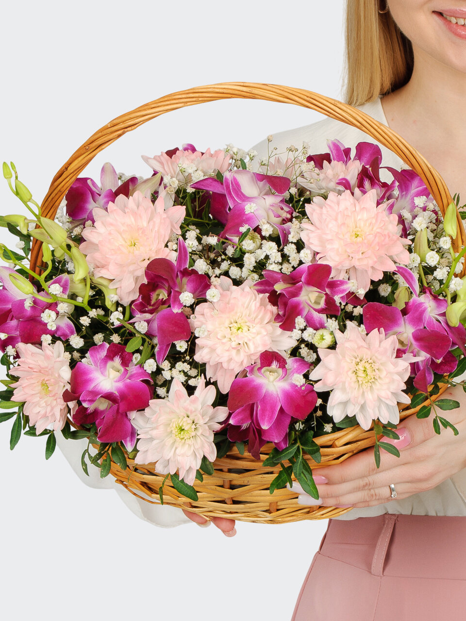 Подарочный букет СоюзЦветТорг "Нежность в Корзине", живые цветы, 13 штук