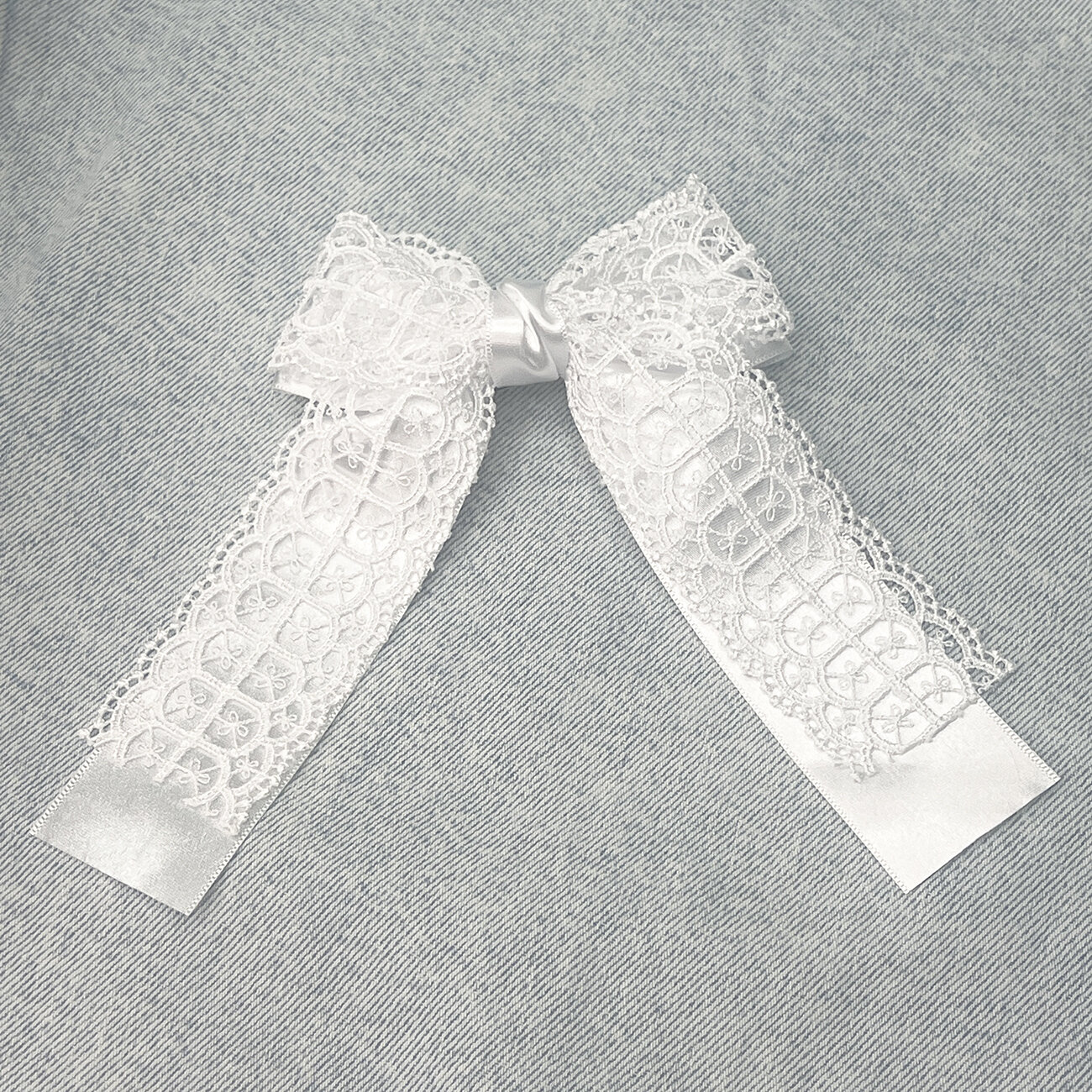 Автомат-заколка бант кружевной белый атласный Lafreice , школьный