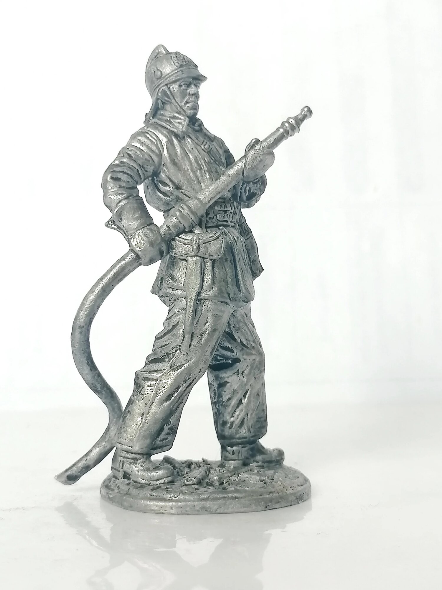 Статуэтка - Фигурка "СССР, Боец пожарной охраны - Пожарник (Пожарный), 1941-45 гг, оловянный солдатик, 54 мм"