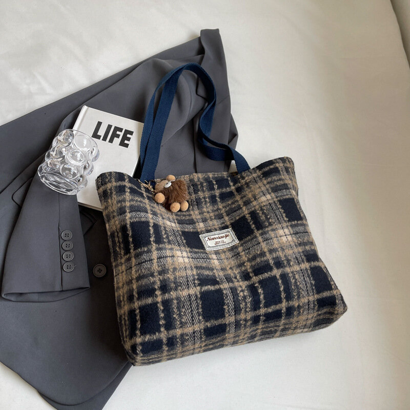 Большая вместительная сумка в клетку для поездок 2024 года, новая осенне-зимняя шерстяная сумка через плечо, высококачественная универсальная сумка-тоут