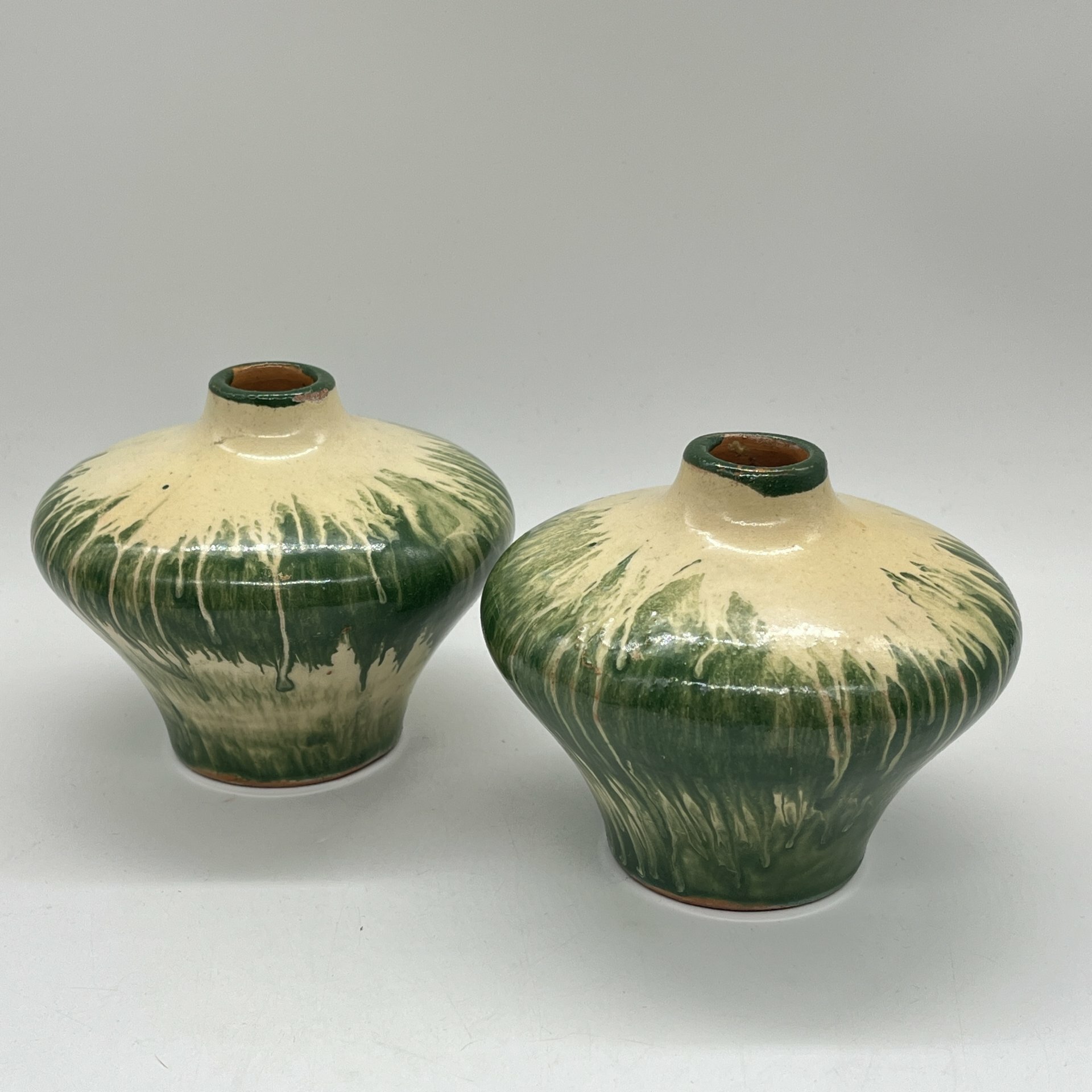 Пара вазочек пузатой формы с декором в виде поливов, керамика, поливы, глазурь