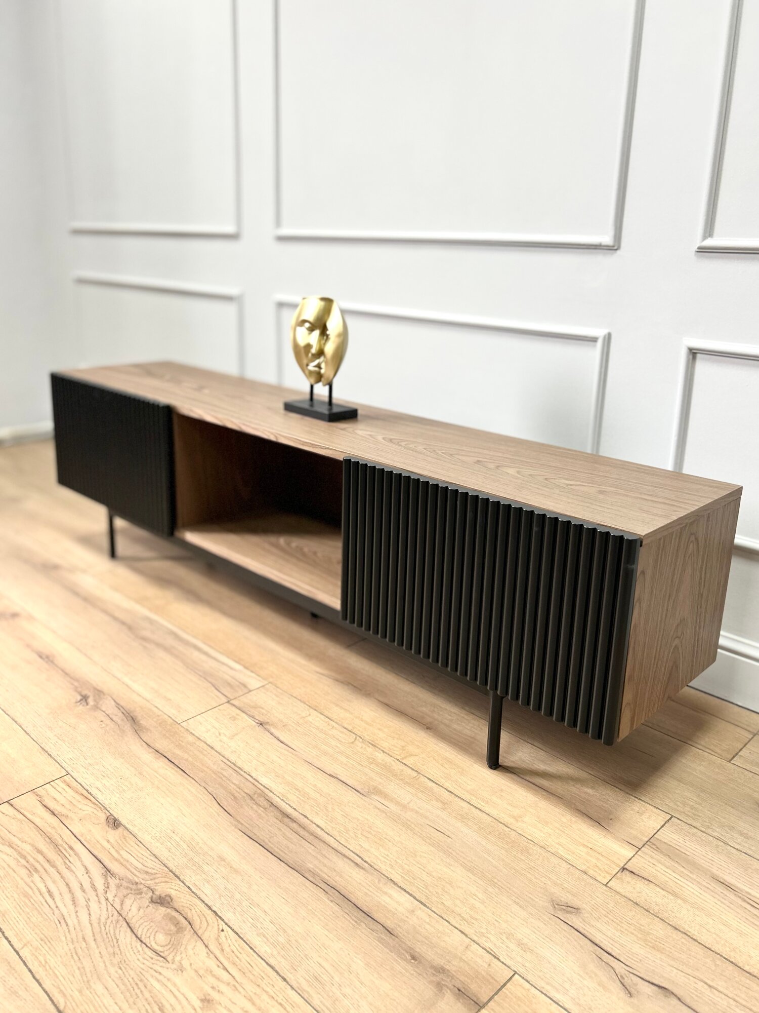 Тумба под телевизор напольная, шпон ореха 160х35х45 см на ножках, Colibri