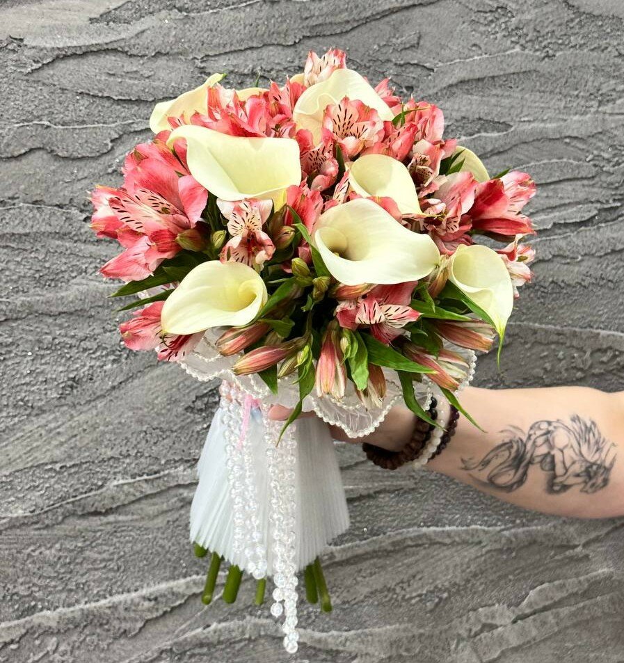 Элегантный букет невесты на свадьбу из белых калл и альстромерий. Свадебная флористика