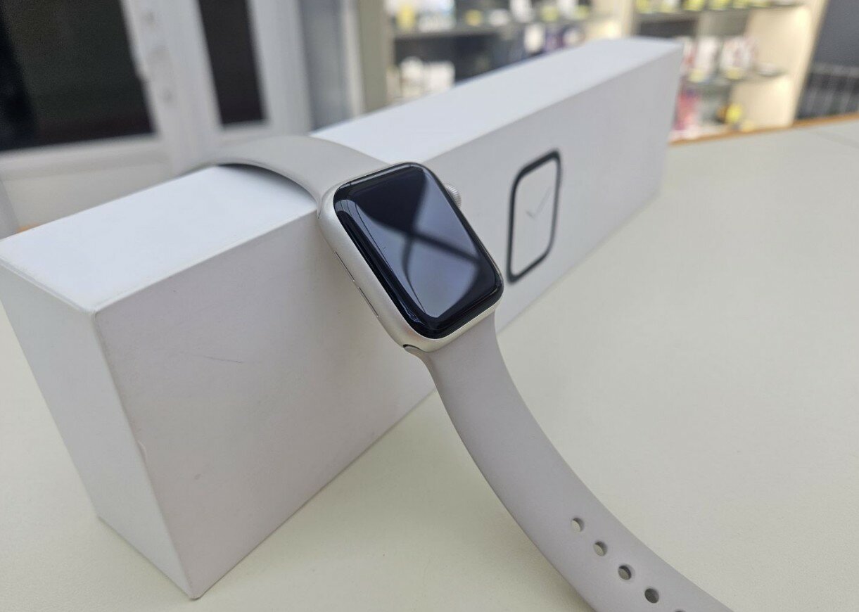 Смарт-часы Apple Watch SE 2022 (2GEN) 40mm Starlight Aluminum Case with Starlight Sport Band (Серебристый), Б/У, Уценка