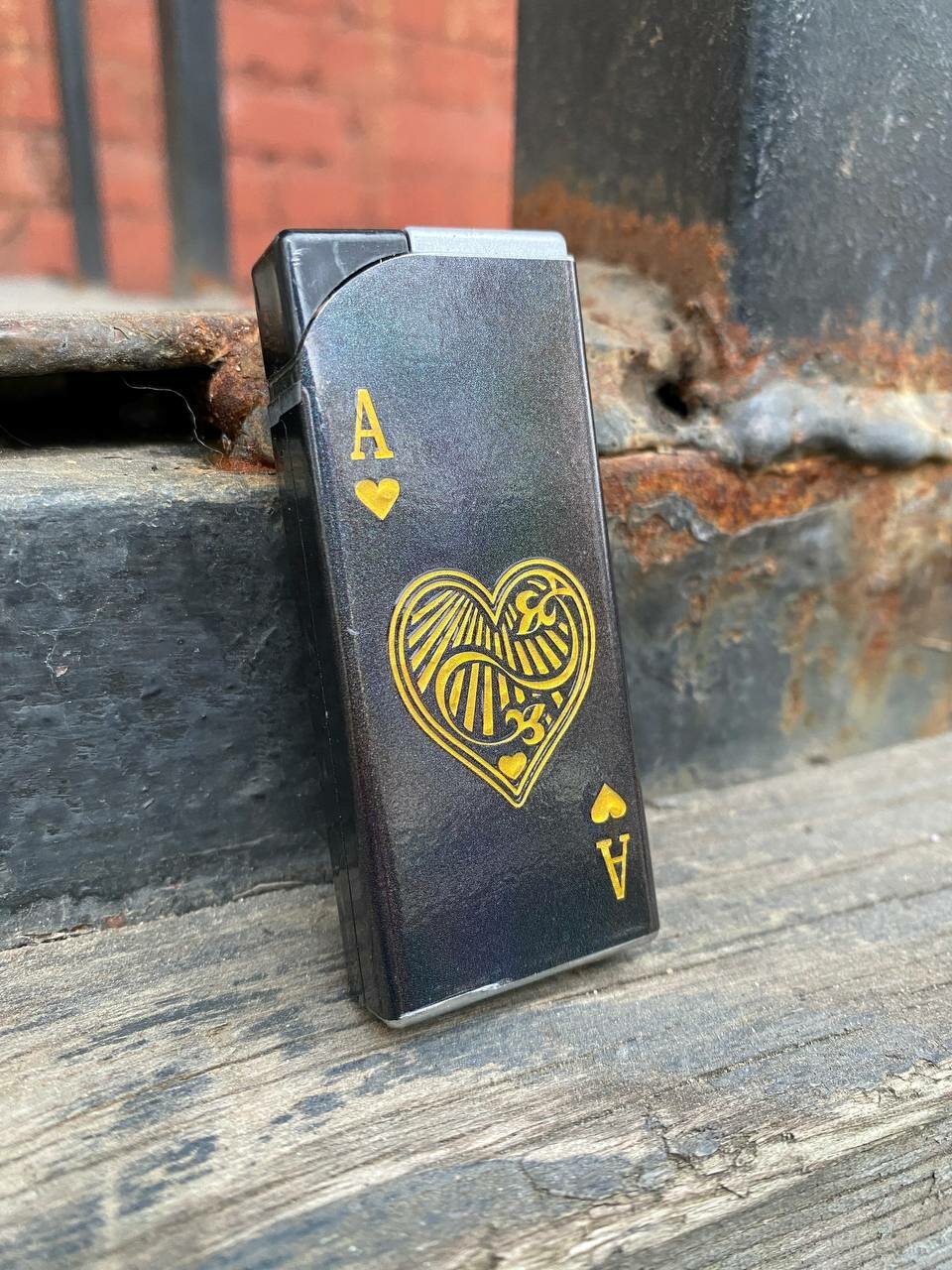 Зажигалка газовая турбо металлическая Туз Черви голографическая с узорами, символ сердца, синее пламя, 6.9 см Без газа