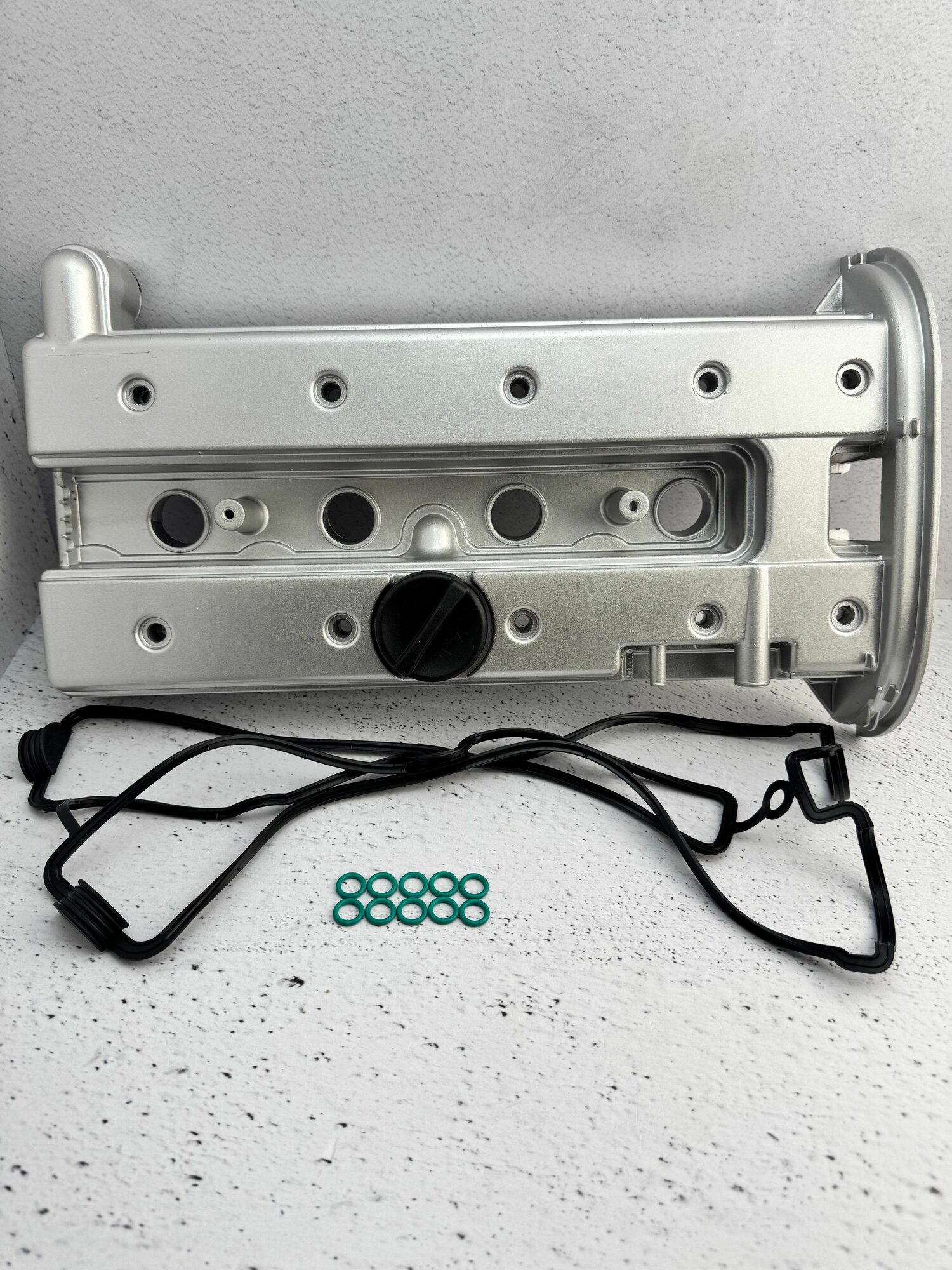Алюминиевая клапанная крышка 92068243. Для Chevrolet Captiva, Opel Vectra, Omega, Antara, Frontera