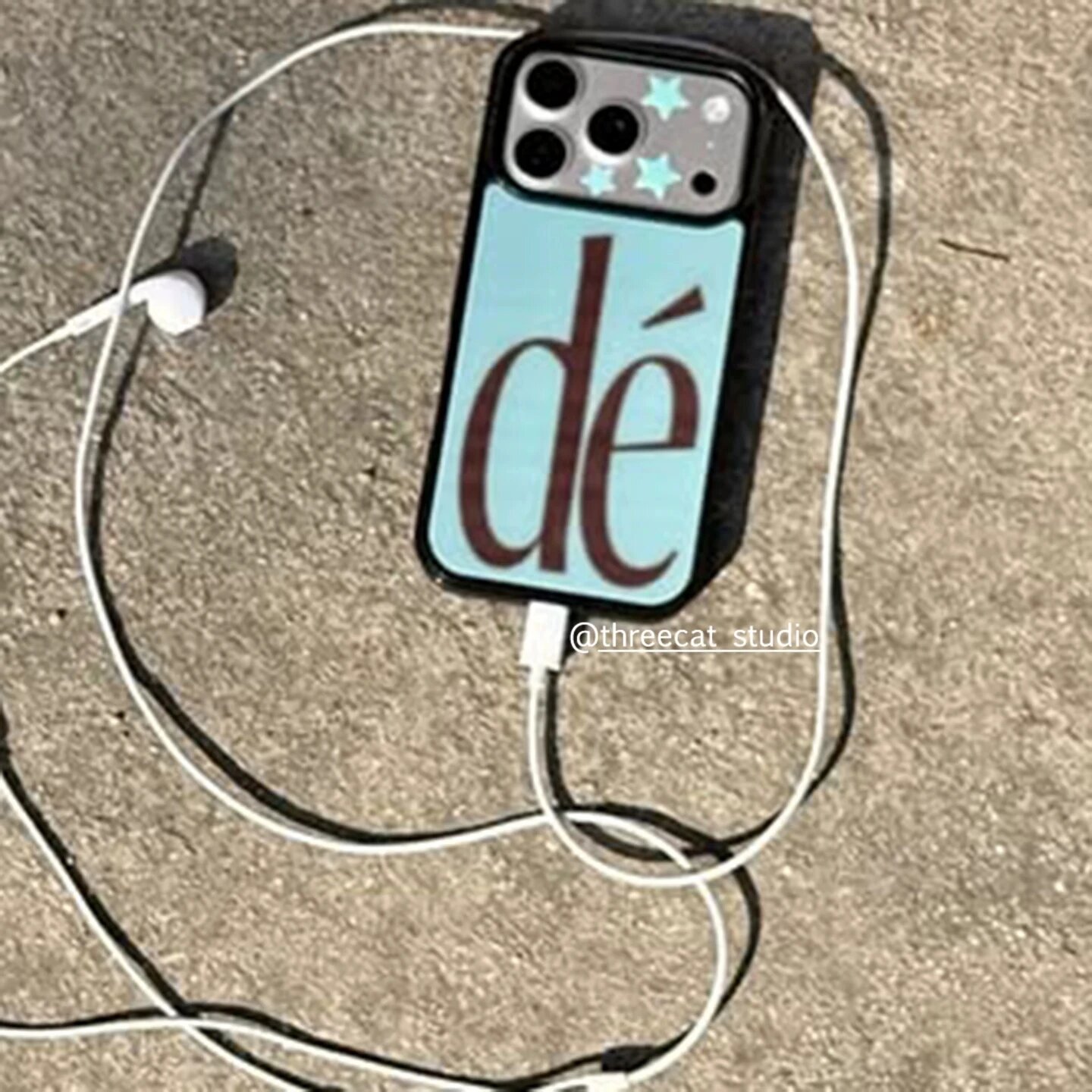 Чехол на iPhone 17 Pro Max с буквами "dé"
