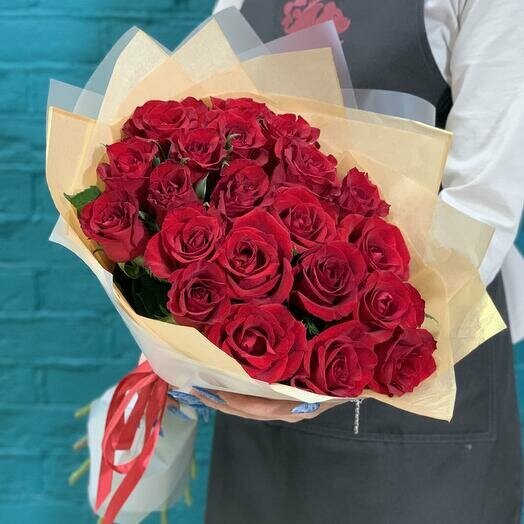 Букет из 21 красной розы Кения 60 см в упаковку