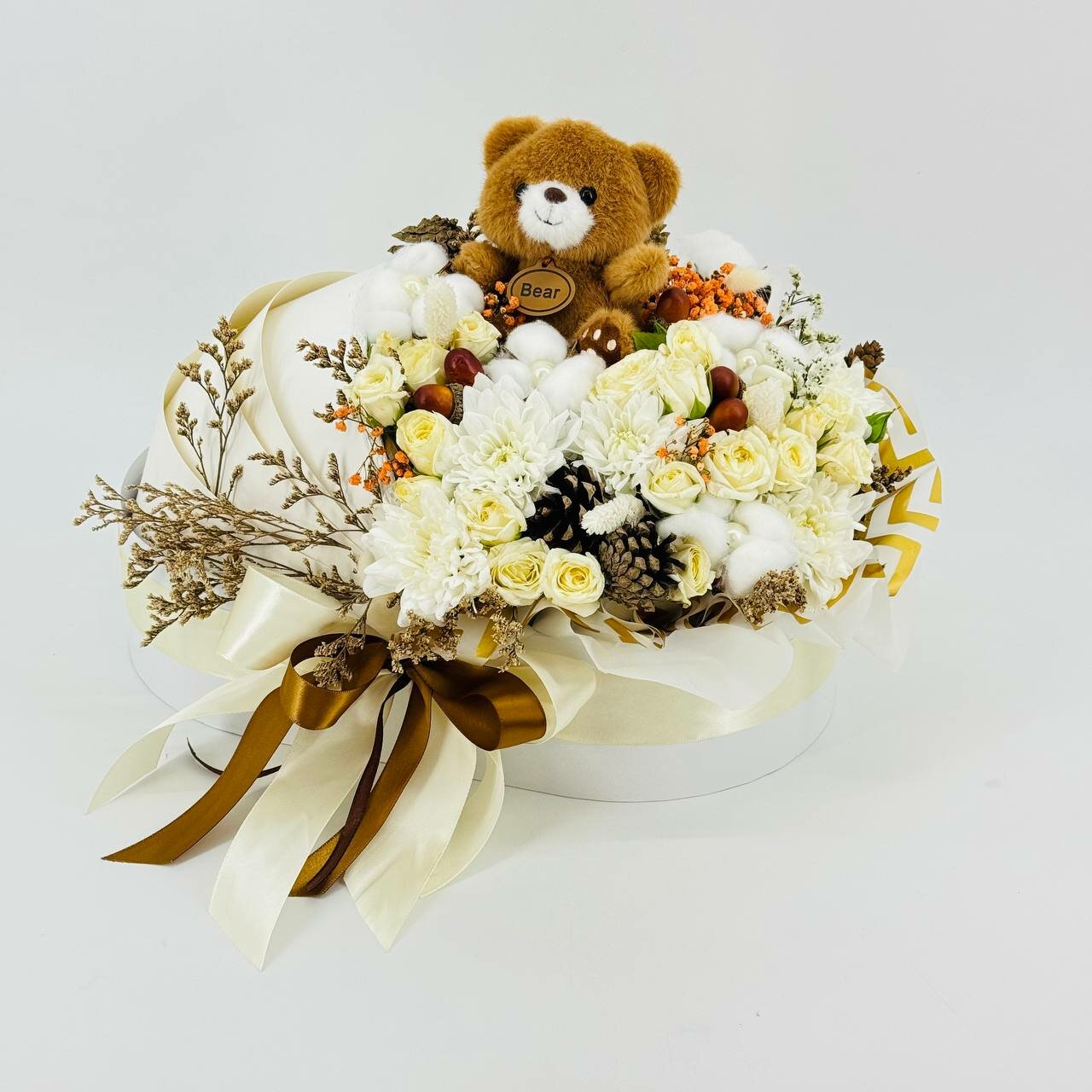 Букет на выписку из роддома в люльке на рождение малыша с плюшевым мишкой. Роза кустовая, хризантемы