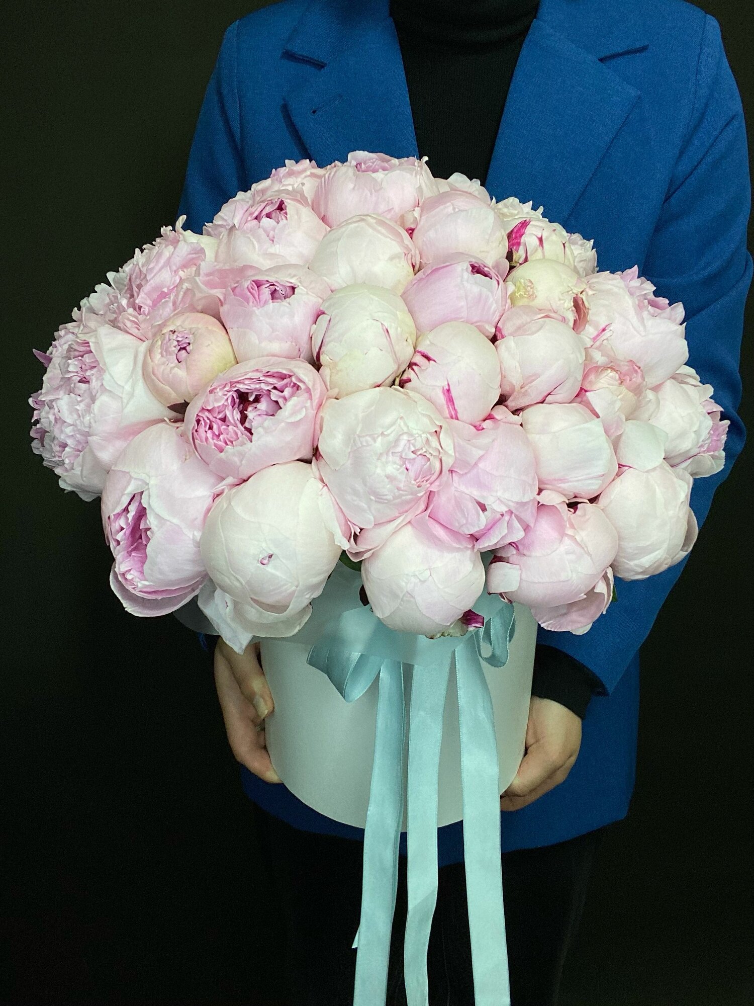 Коробка с пионами