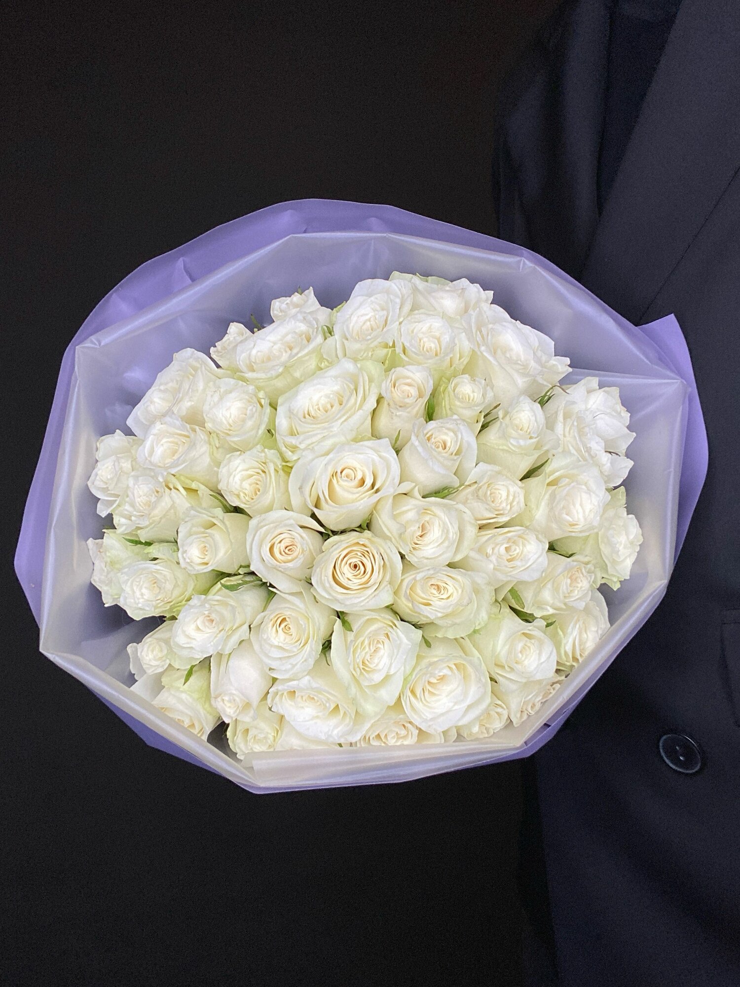 Белые розы (51 роза), высота букета 40 см, ширина букета 30 см