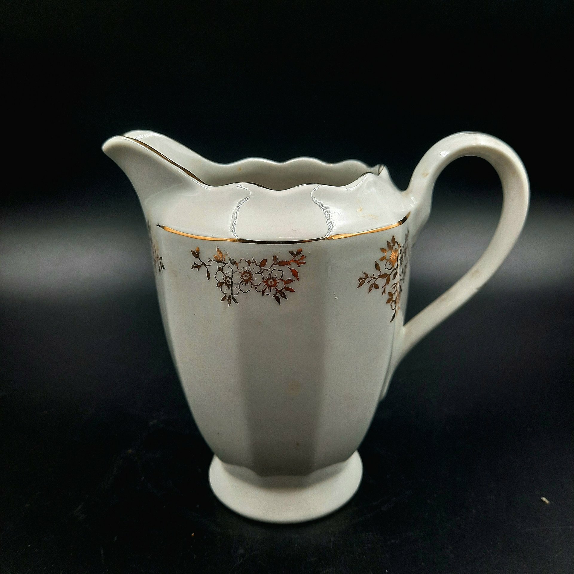 Молочник с граненым туловом и цветочным декором, фарфор, золочение