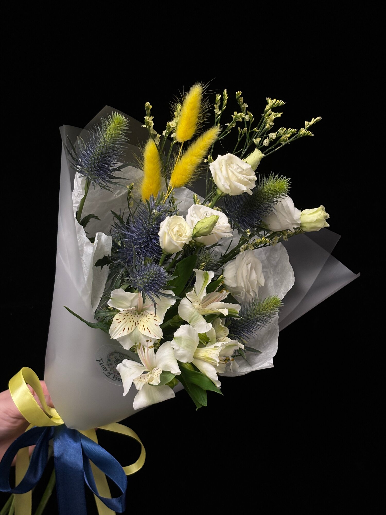 Букет-комплимент «Цыпочка» из эрингиума, белой альстромерии, эустомы и желтых деталей