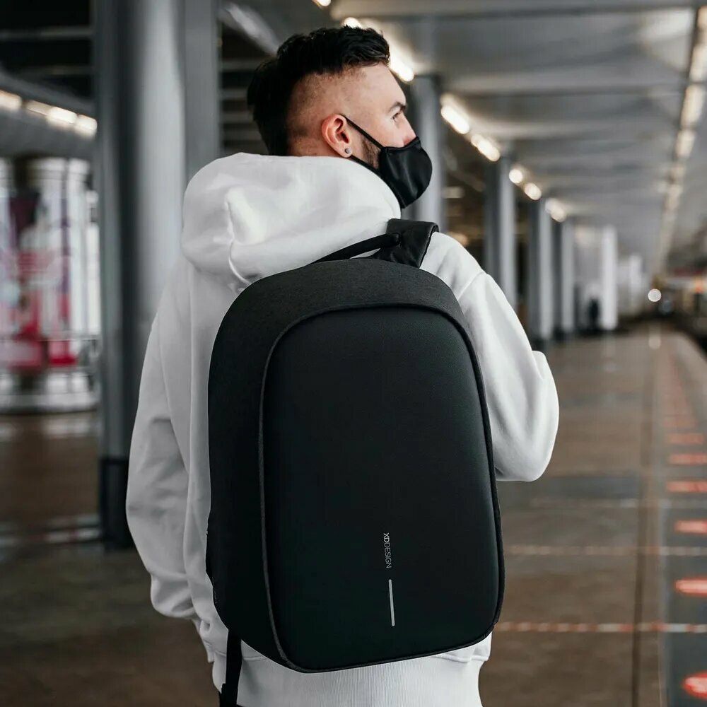 Противокражный рюкзак XD Design Bobby, с USB-портом, переработанный полиэстер, влагозащита, черный