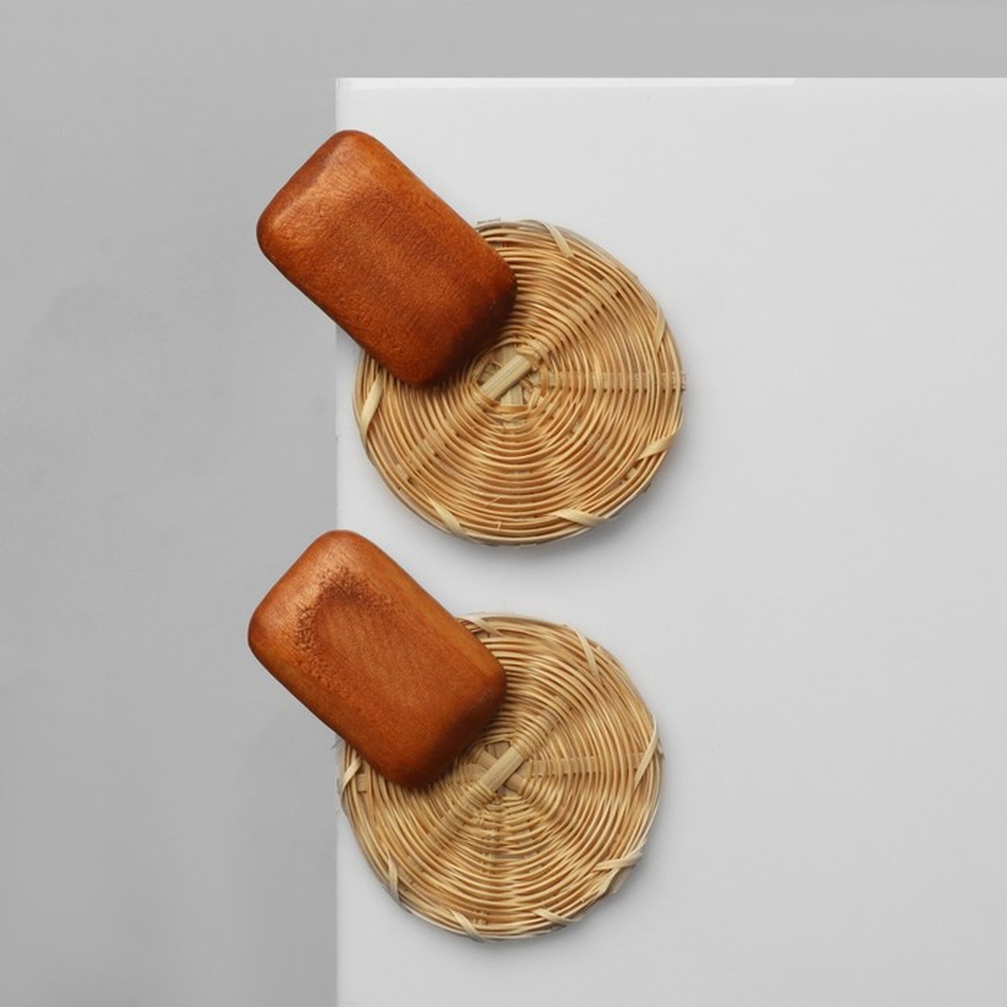 Серьги пусеты, дерево