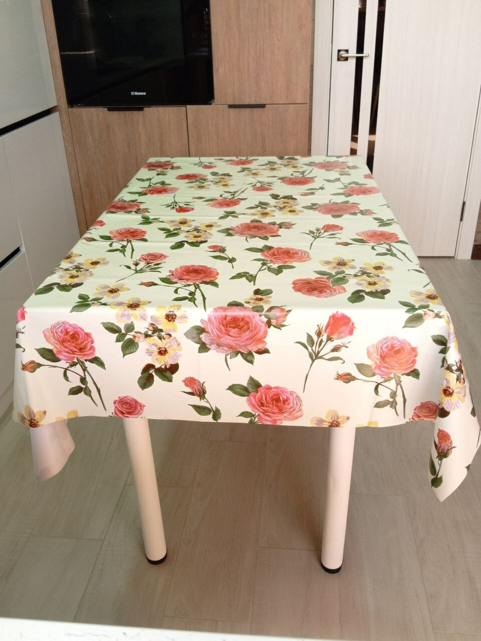 Клеенка на стол бежевый фон с розами 240х140