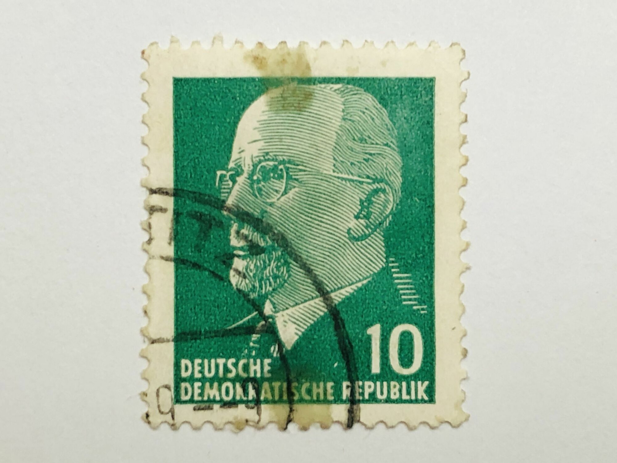 Почтовые марки. Председатель Государственного совета Вальтер Ульбрихт. 10 пф. Германия (ГДР) 1961. Гашен. Дефект