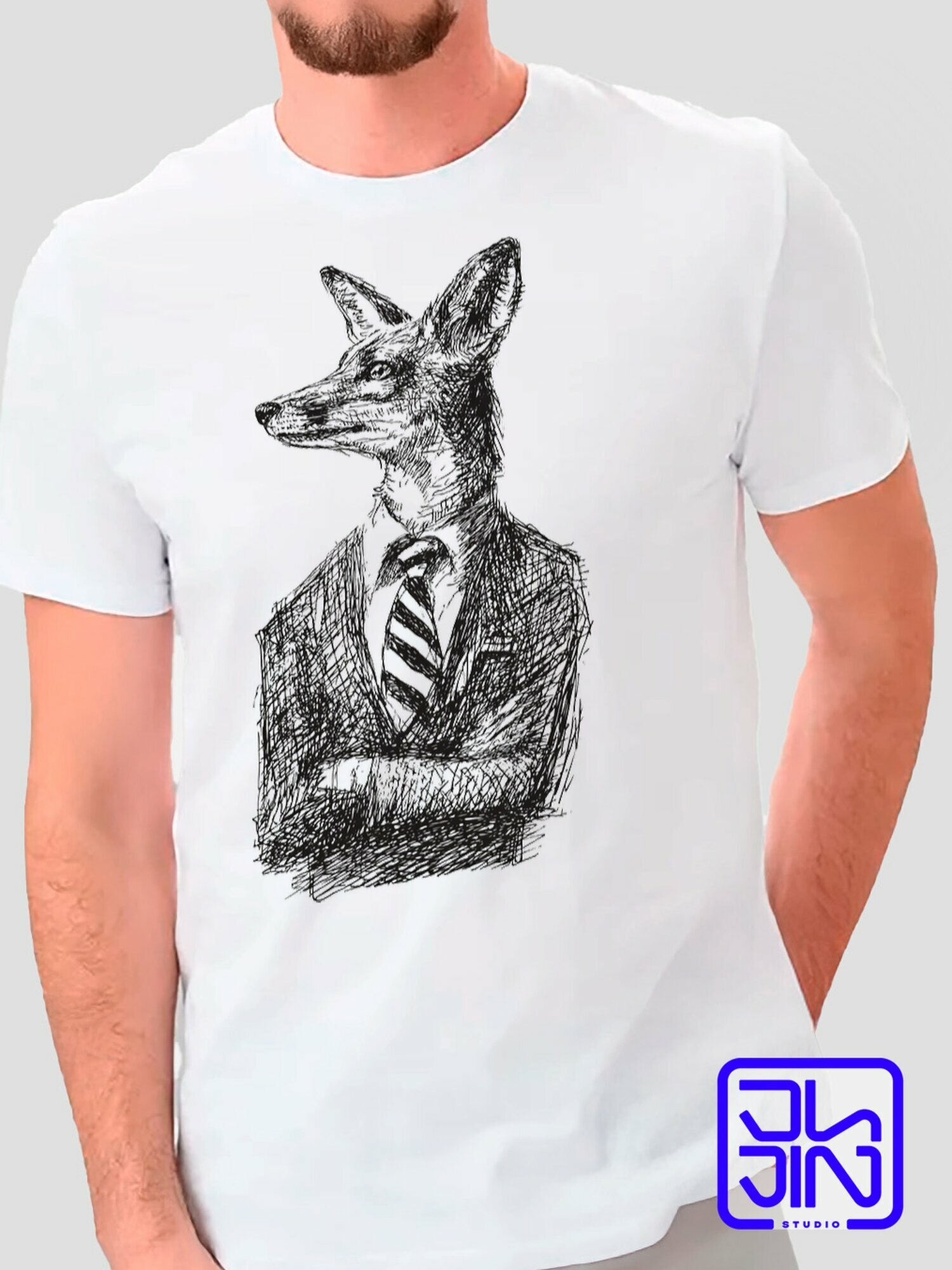 Футболка классическая мужская с авторским принтом Черно-белая оригинальная лиса в строгом черном костюме с полосатым галстуком, белый хлопковый трикотаж с прикольным рисунком на груди