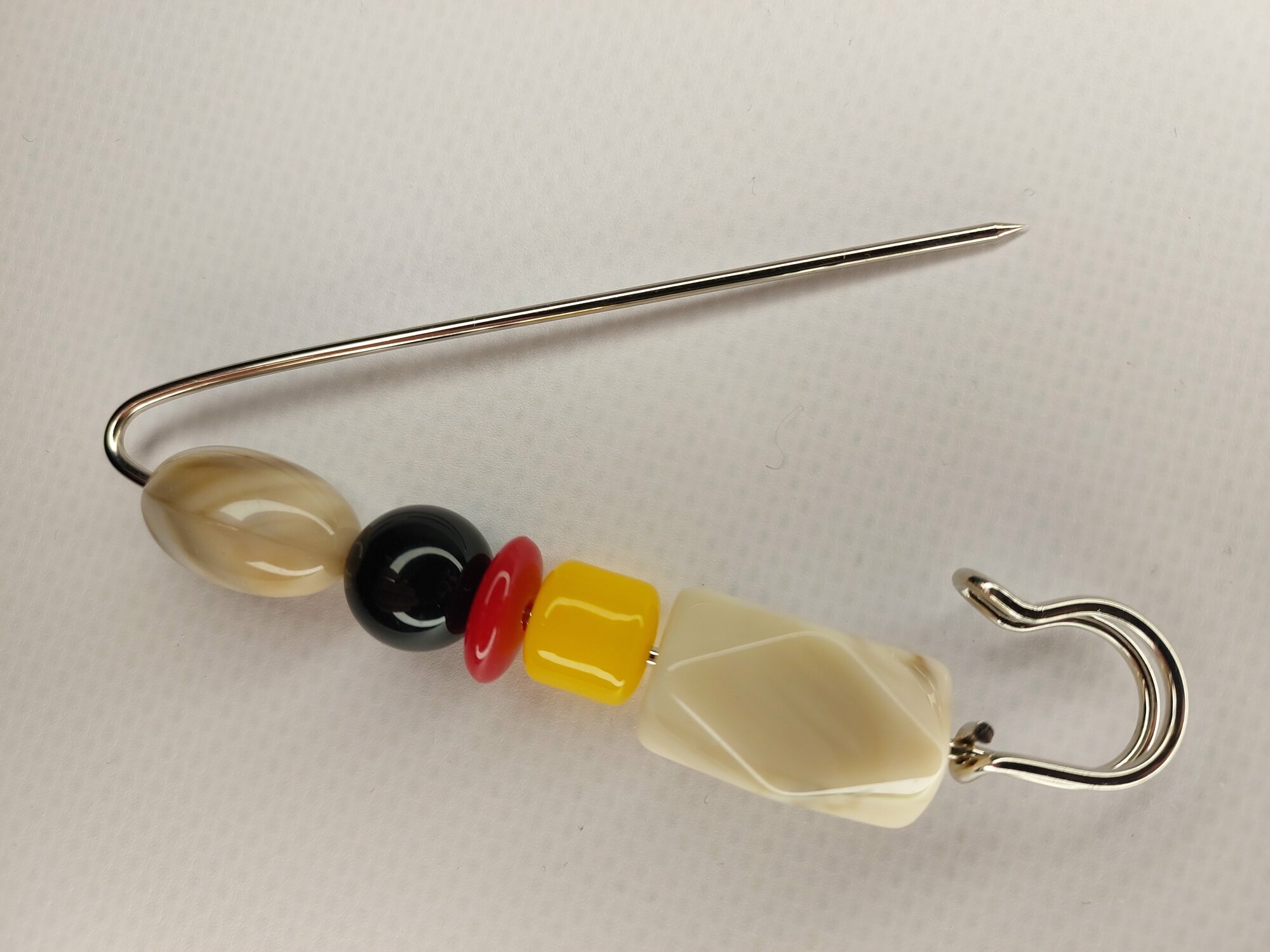 Булавка брошь для кардигана, пальто, платков, костюмов, одежды. . Цвет жёлтокоричневый.