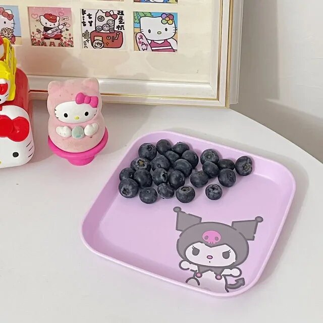 Hello Kitty, Kuromi, Yugui Dog и другие милые товары для дома с тематикой мультфильмов для детей, включая фруктовницы, обеденные тарелки и блюда для закусок.