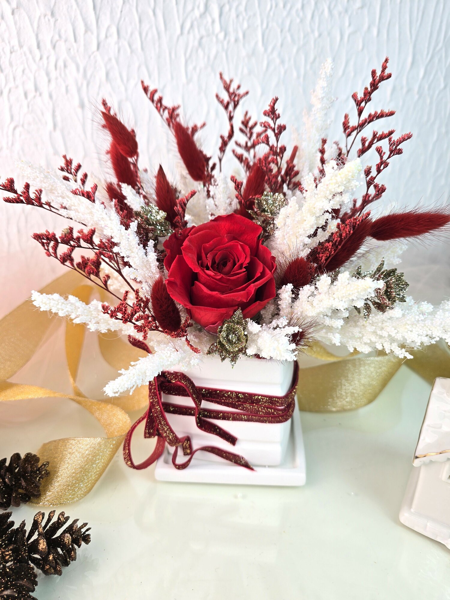 Новогодний букет из стабилизированных цветов с декором в кашпо | Композиция для украшения интерьера