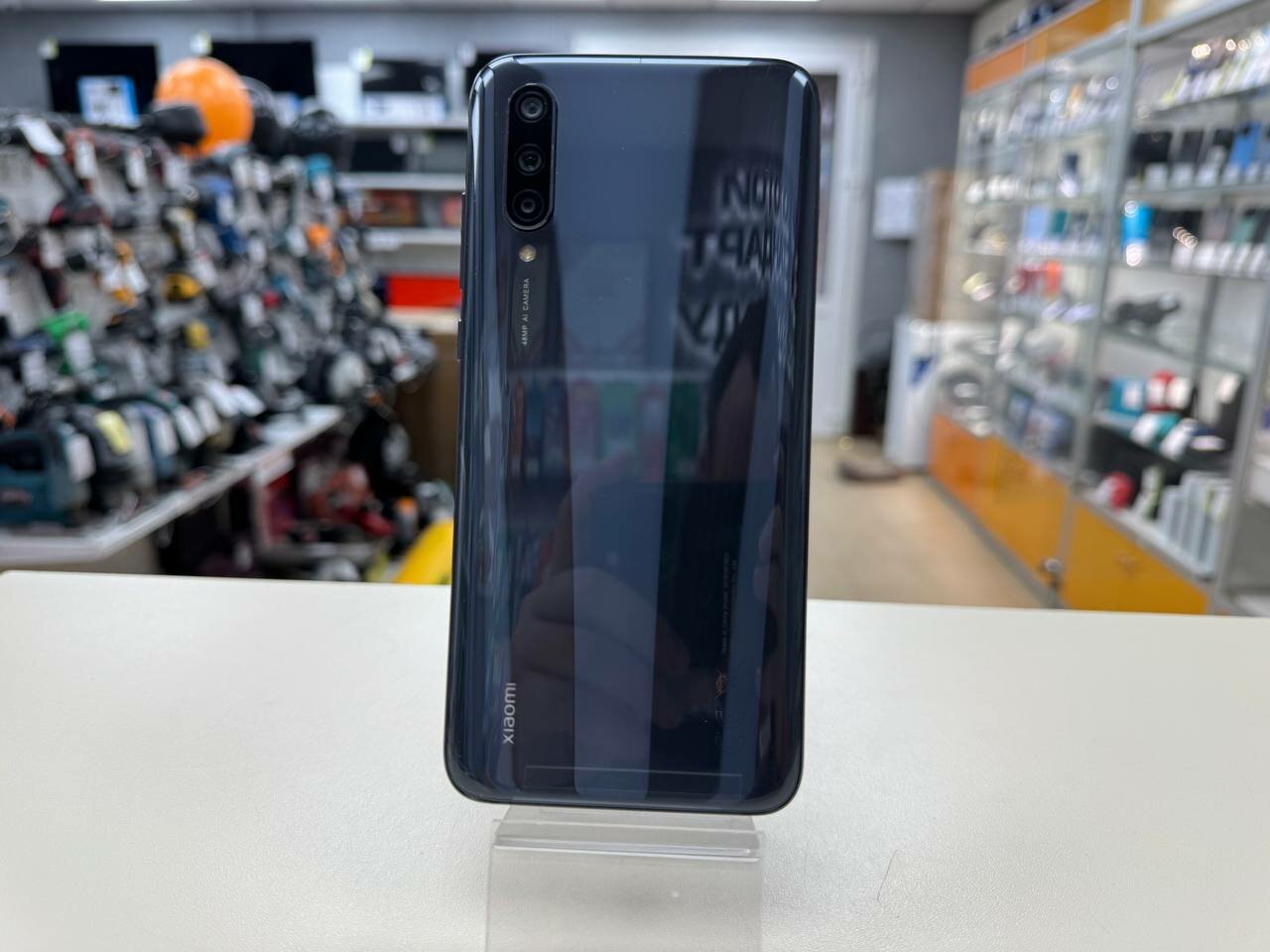 Смартфон Xiaomi Mi 9 Lite 6/64 ГБ, Dual nano SIM, серый Б/У уценка