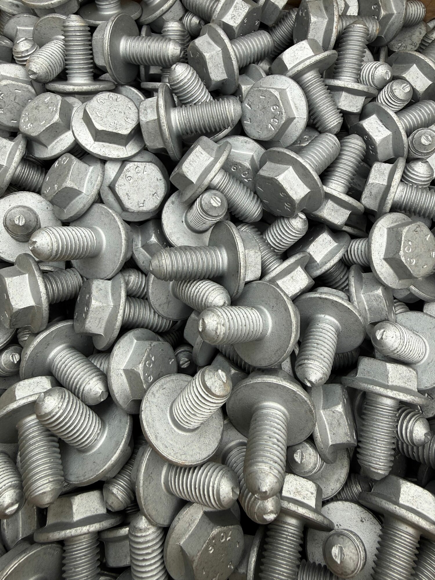 N90658902 Болт М10х22 VAG (2шт) оригинал с буртиком шестигранный, шаг резьбы 1.5, класс прочности 10.9, 4F