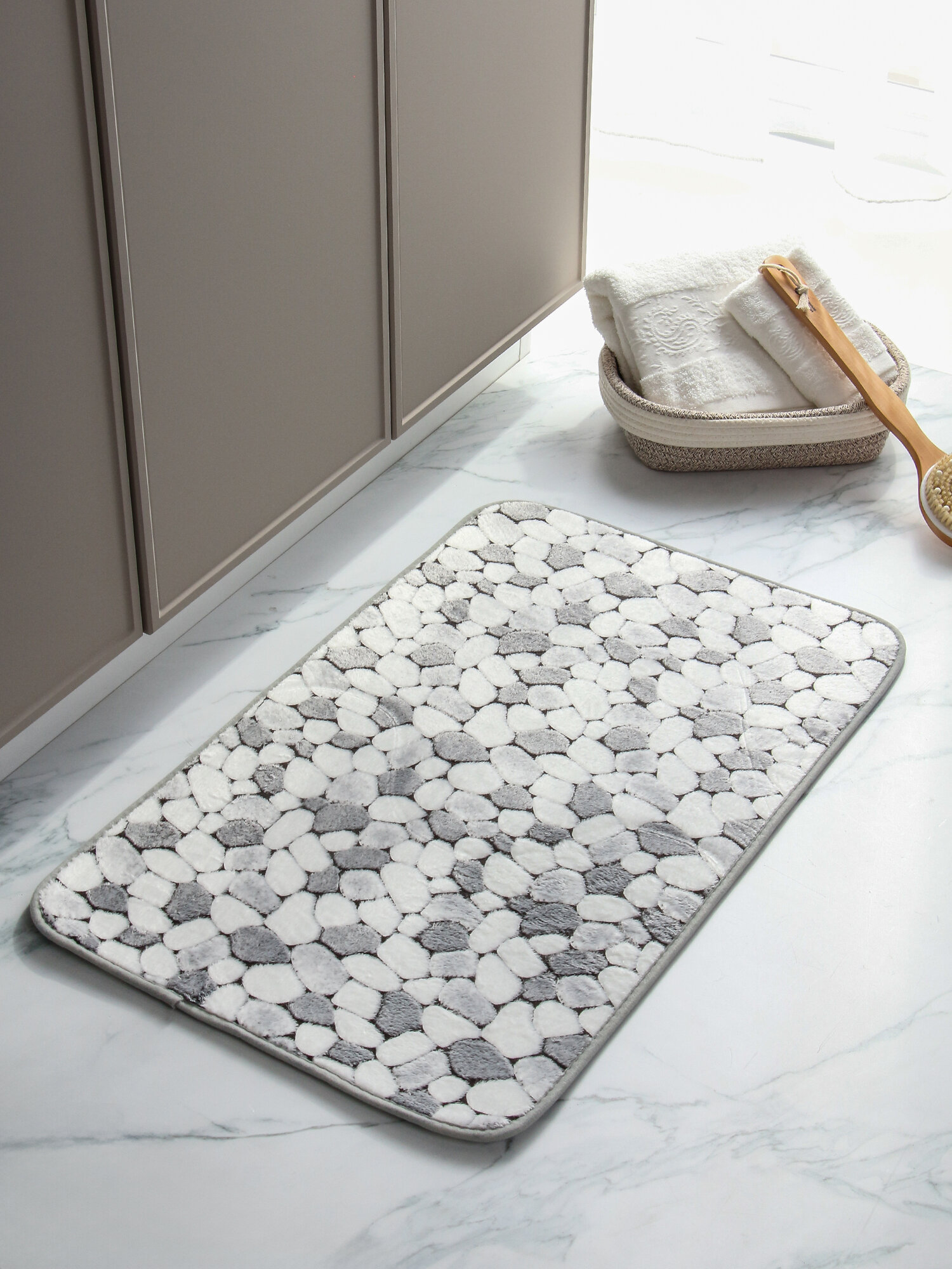 Коврик для ванной и туалета 50х80 см, влаговпитывающий полиэстер, серый с рисунком камни галька, модель Y4-9932