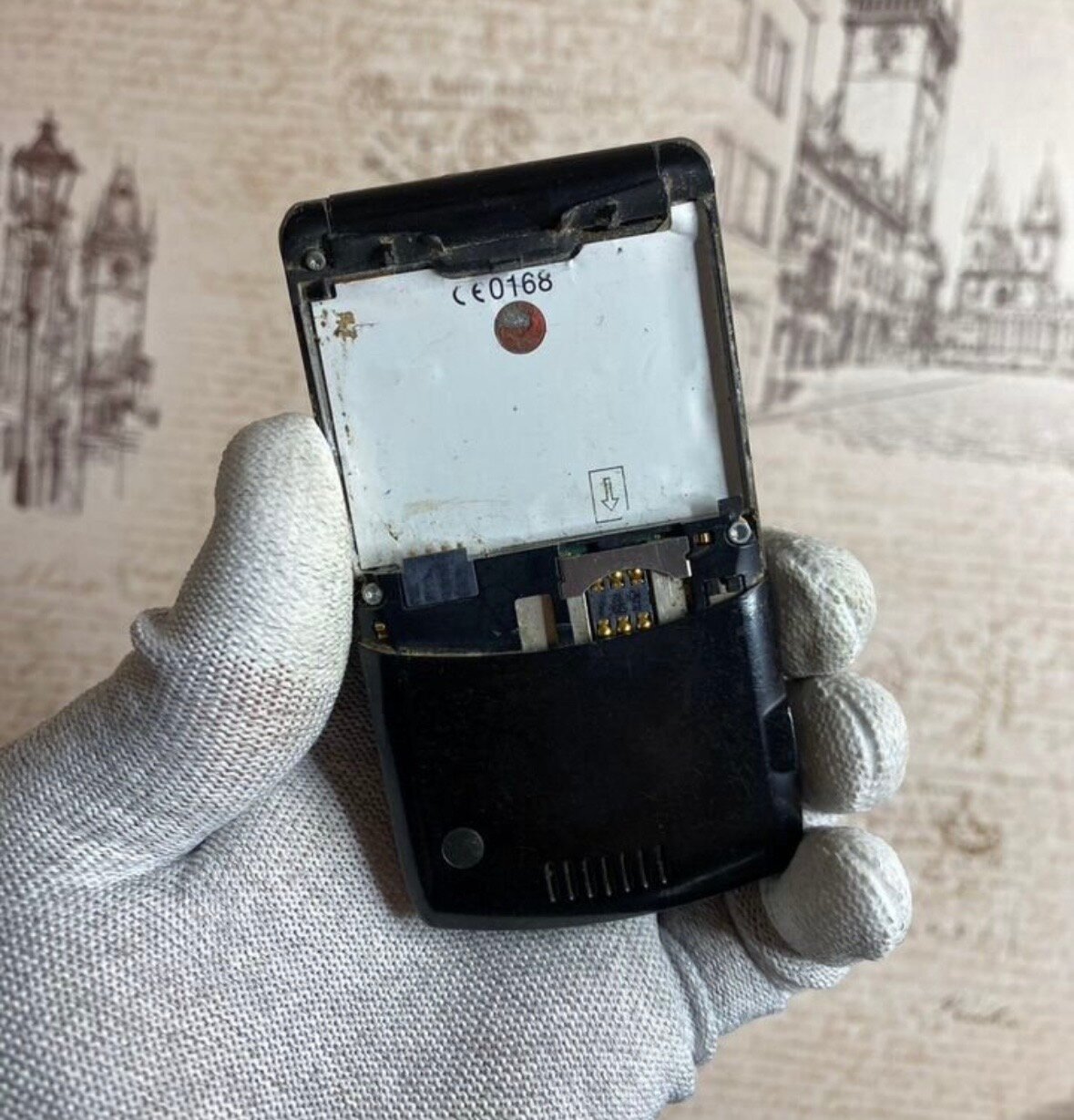 Ретро-телефон Motorola RAZR V3, раскладушка, оригинальный, без задней крышки — фото 1