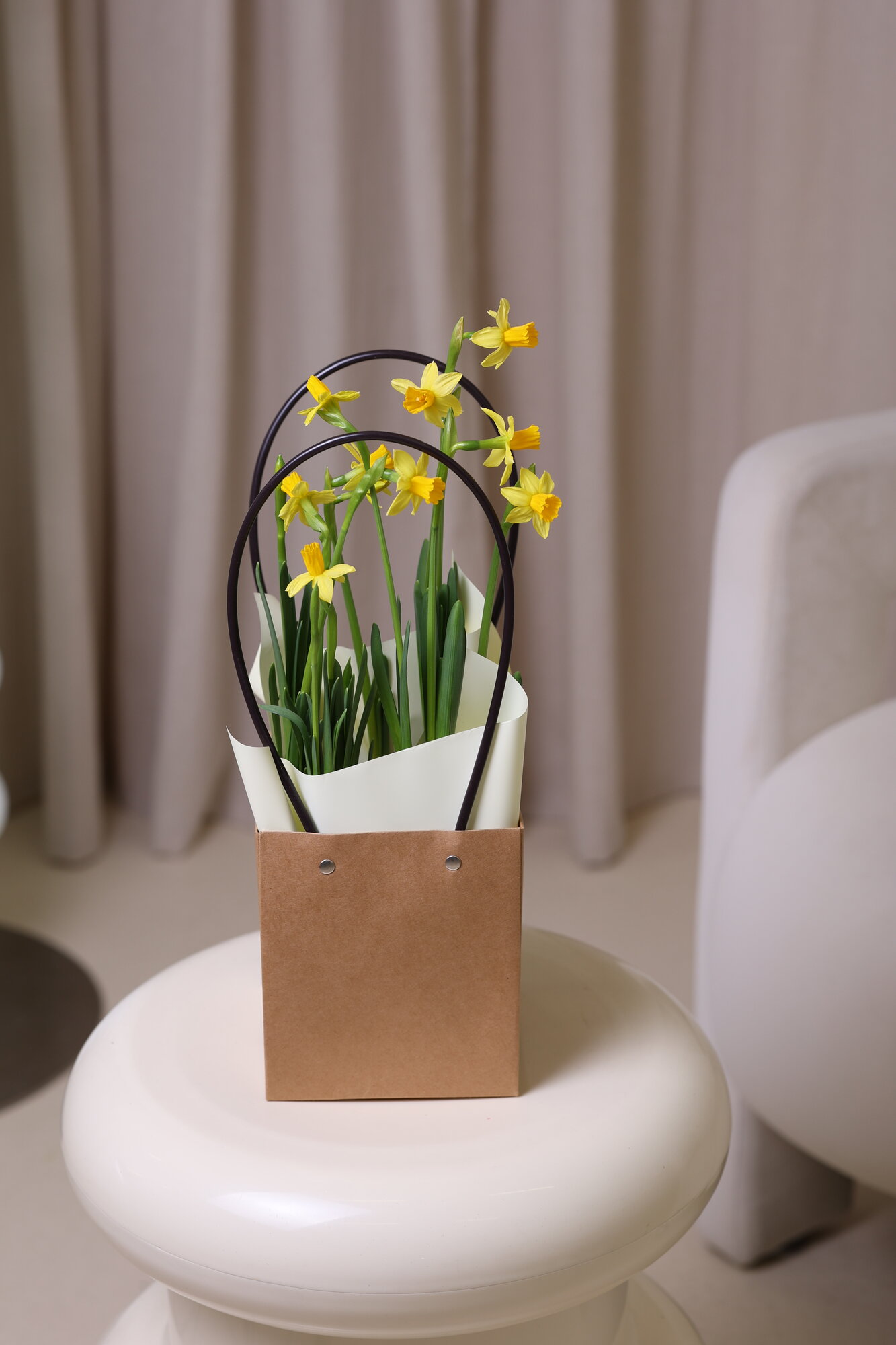 Композиция из нарциссов в сумочке h 35 см, d 15 см от бренда margo plants