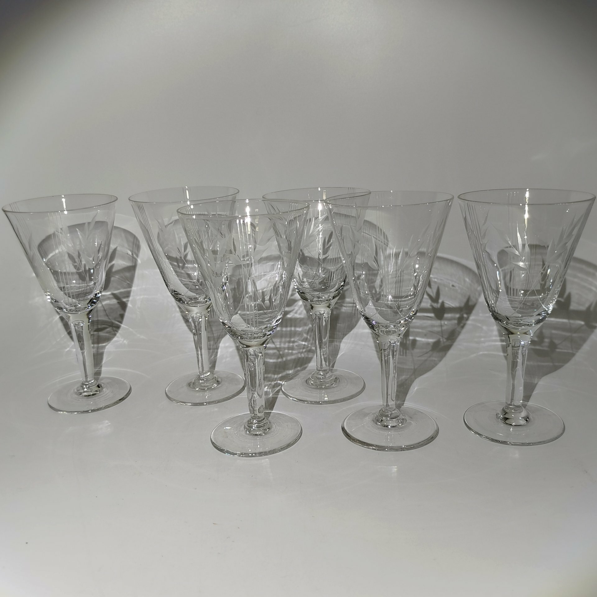 Набор бокалов (фужеров) для подачи белого вина на 6 персон, с растительным декором