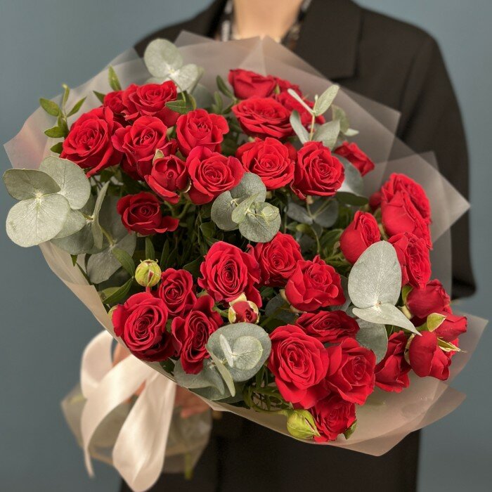 9 красных кустовых роз Рубикон 40 см с эвкалиптом