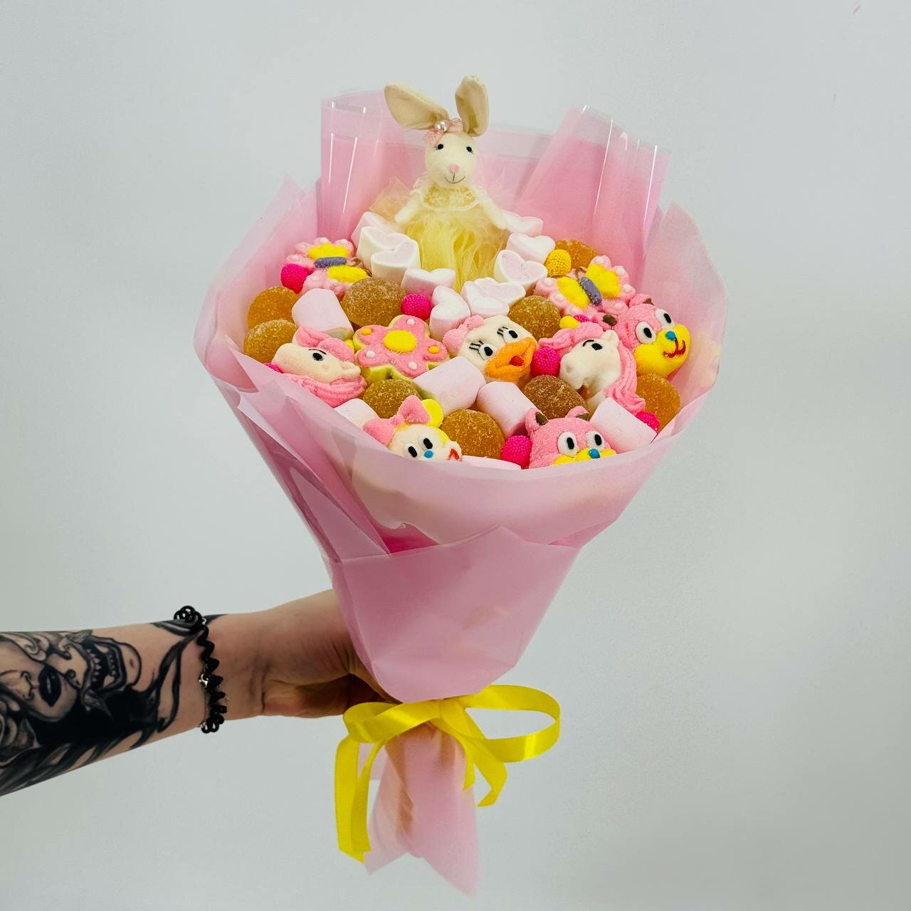 Нежный сладкий букет для девочки из мармелада и маршмеллоу с мягкой игрушкой зайка