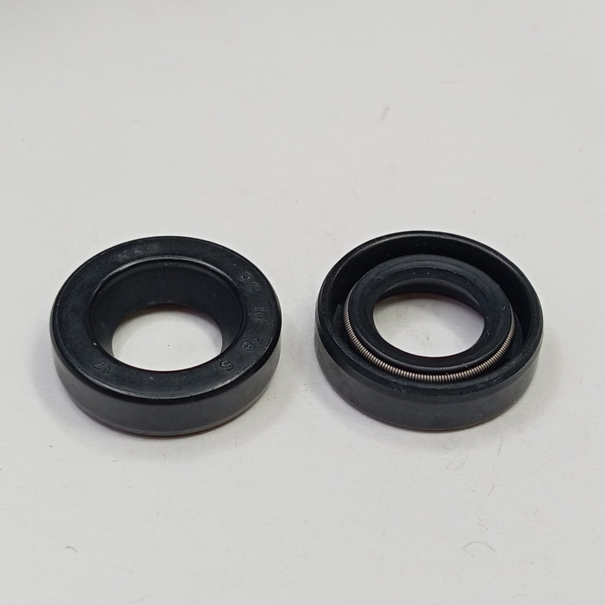 Сальник маслобензостойкий (манжета армированная) с пружиной 10x18x5 SC NBR-70-K-01B/C/S NAK