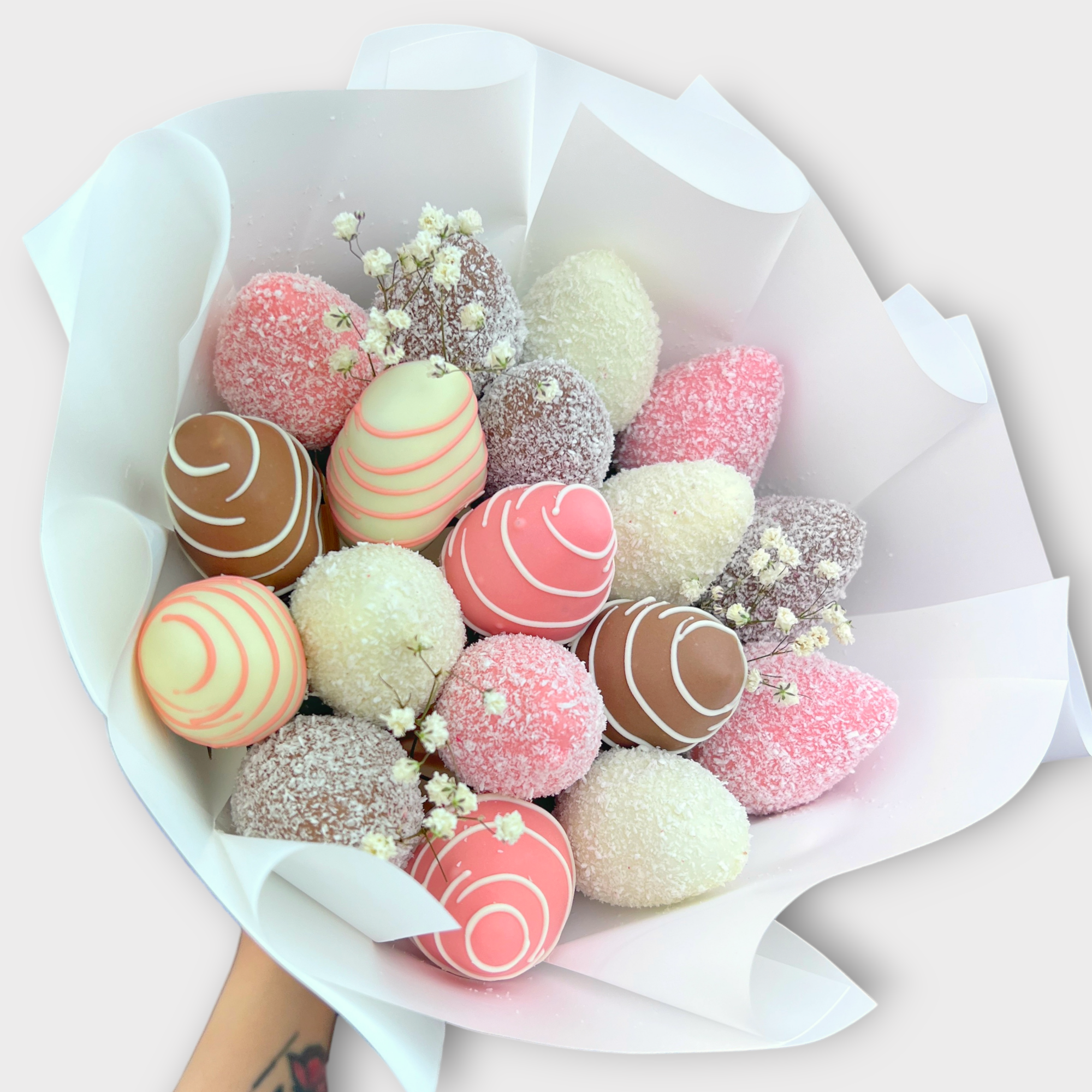 Букет из гипсофилы и клубники в шоколаде «Любимая»