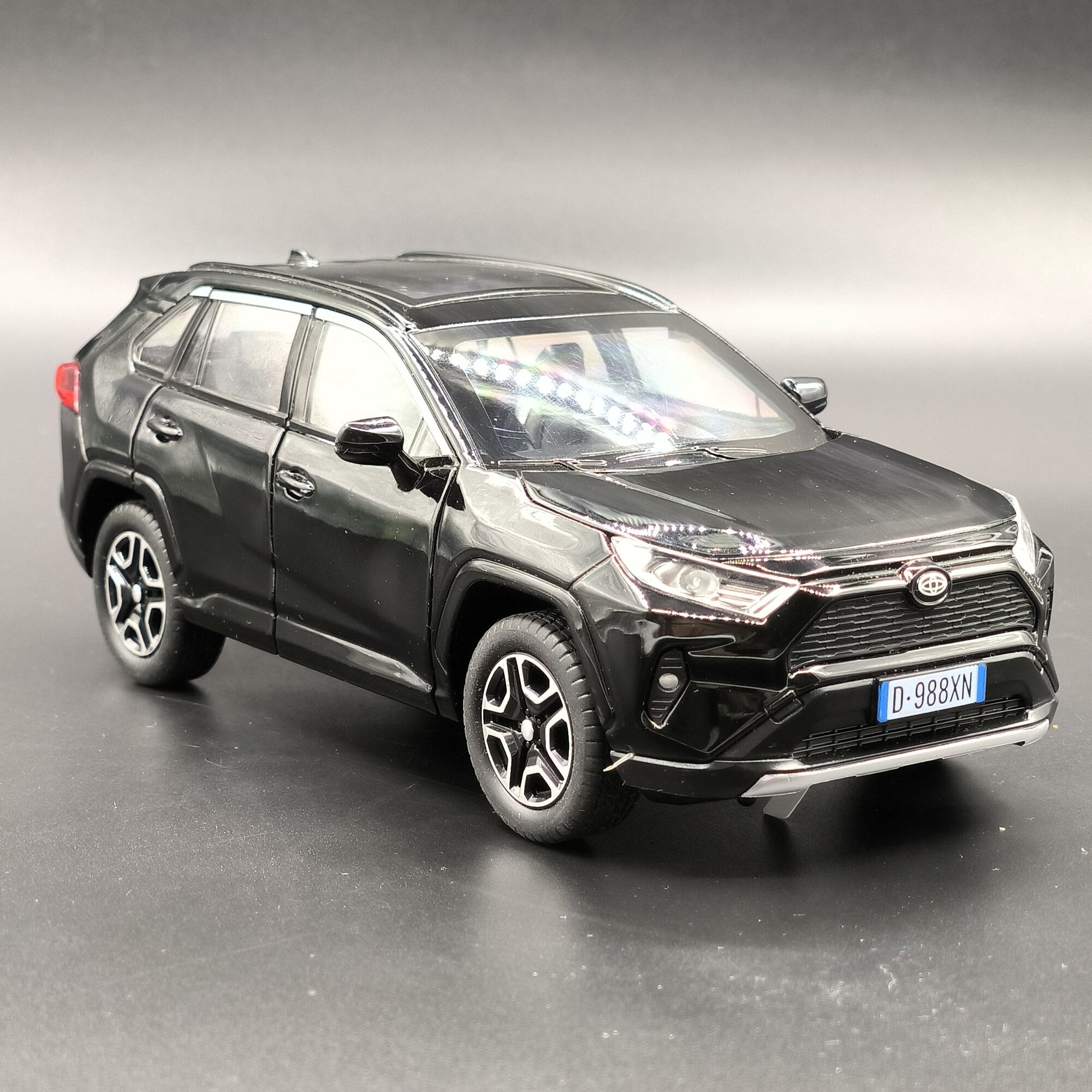 Машина металлическая Toyota Rav4 с световым и звуковым сопровождением. Масштаб 1:24