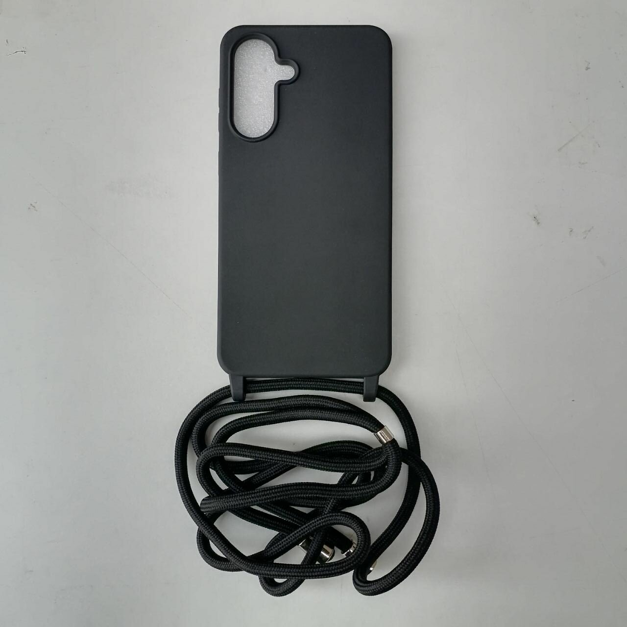 Чехол-накладка для Samsung Galaxy S25 из высокого качества силикона и веревкой-цепочкой на шею.