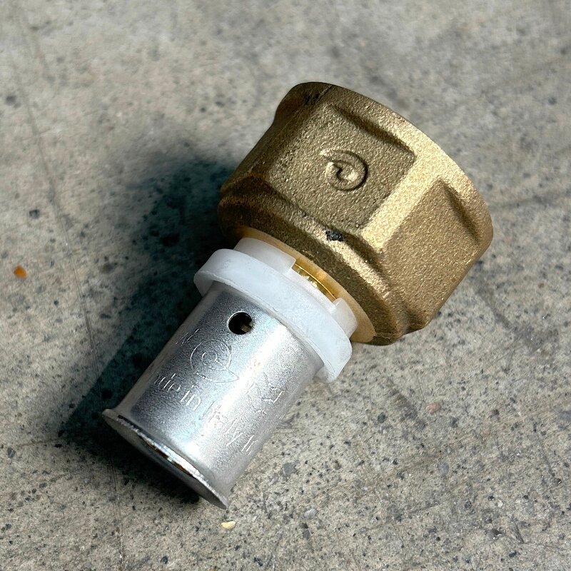 Муфта пресс-В 16 x 3/4' с разъемным соединением и плоской прокладкой UNI-FITT