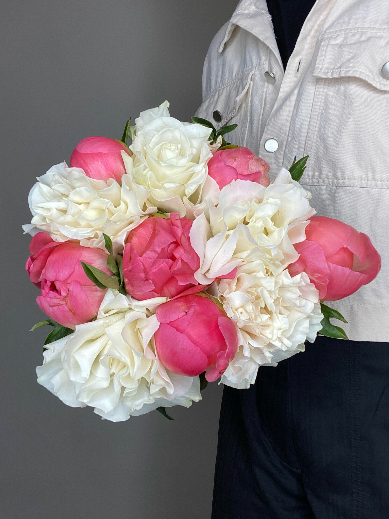 Розы с пионами