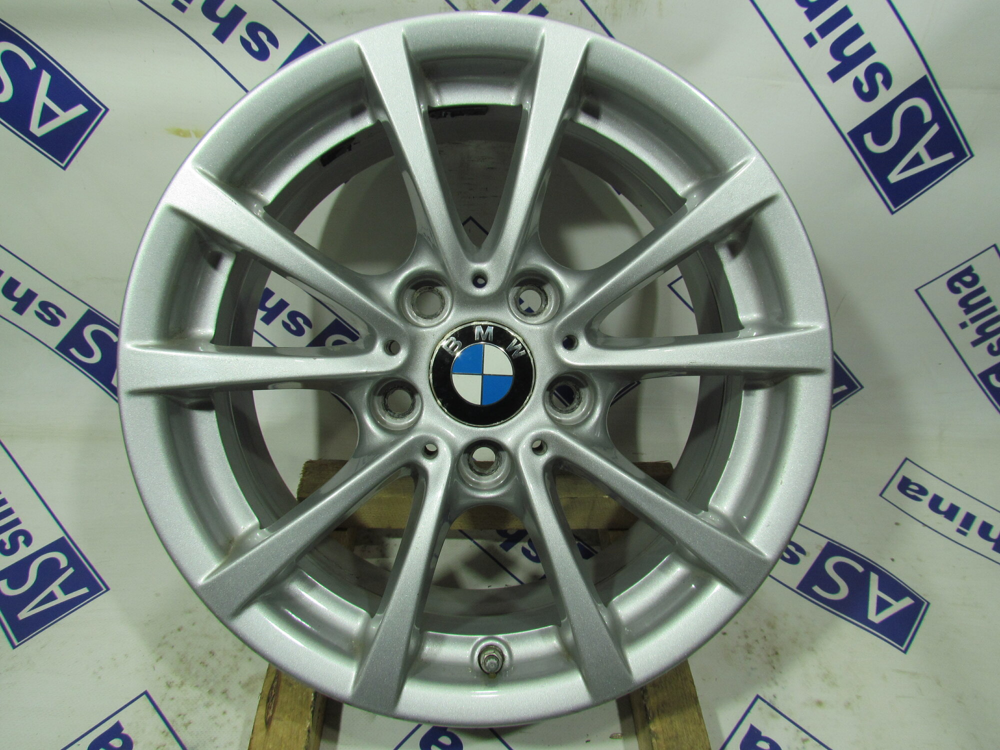 Комплект колесных дисков BMW R16 7J ET31 5*120 DIA72.6 (оригинал) 0018772