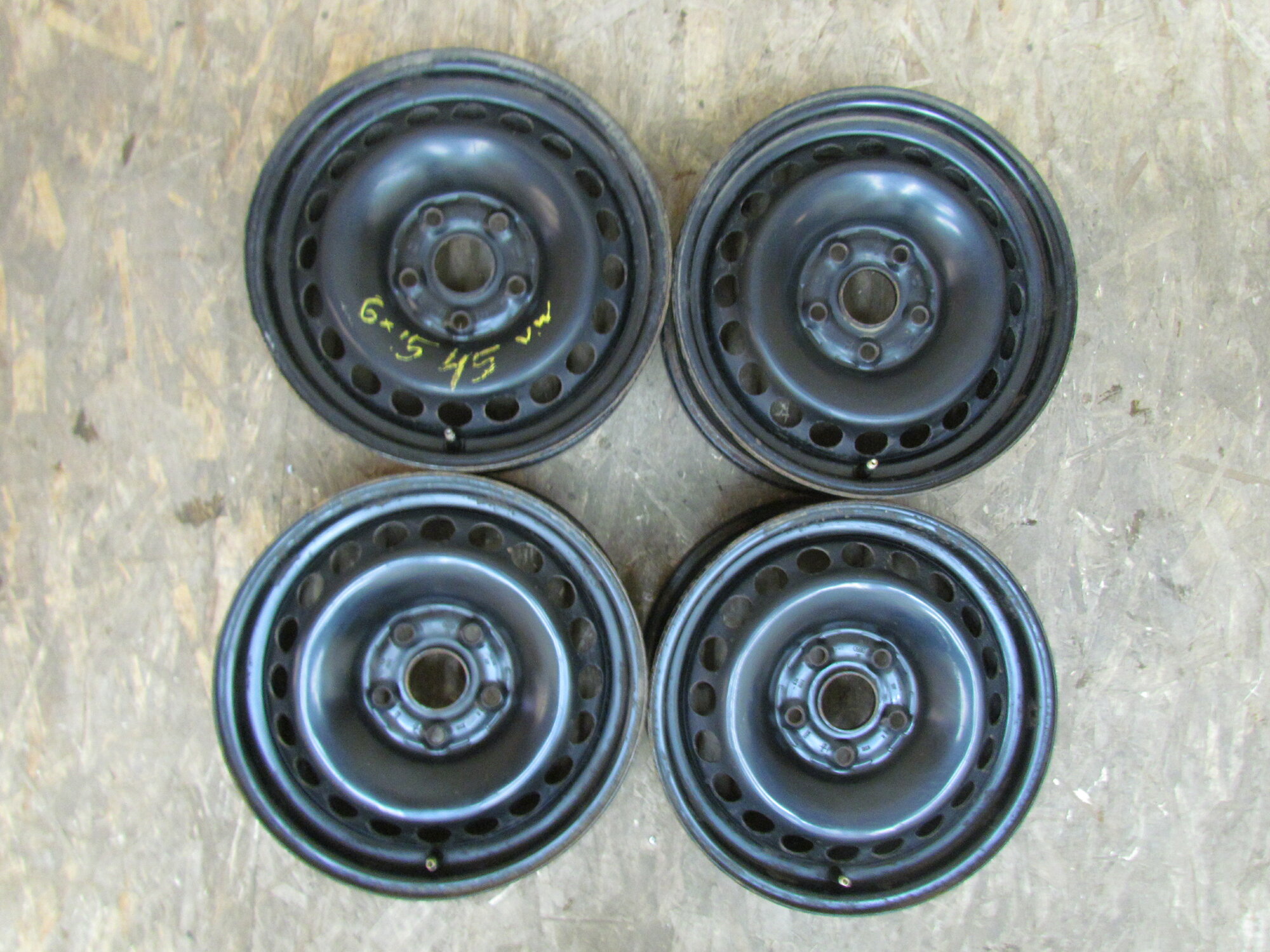 Комплект колесных дисков Volkswagen R15 6J ET45 5*112 DIA57.1 () 0024011