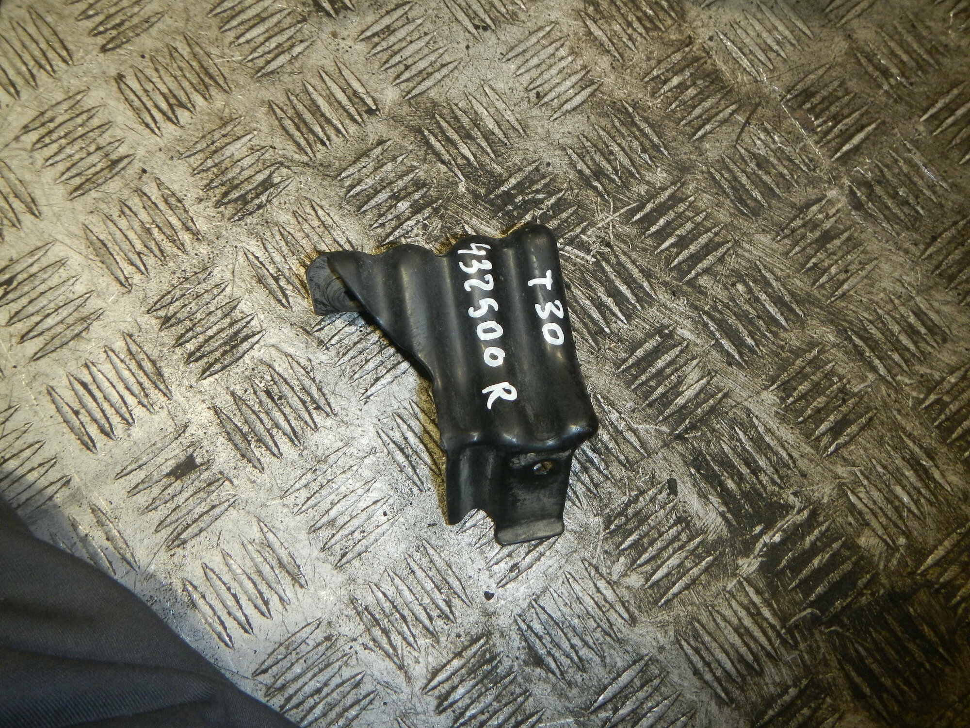 Б/У Кронштейн кондиционера, Nissan (Ниссан)-X-TRAIL (T30) (01-06) NISSAN X-TRAIL (T30) (01-06) Радиатора правый. Без види...