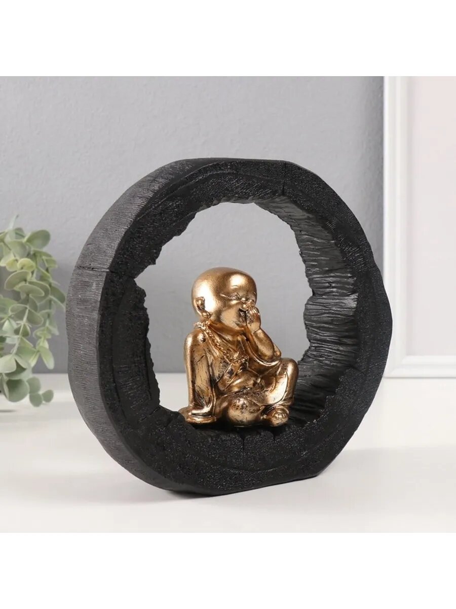 Весёлый Хотей в деревянной арке