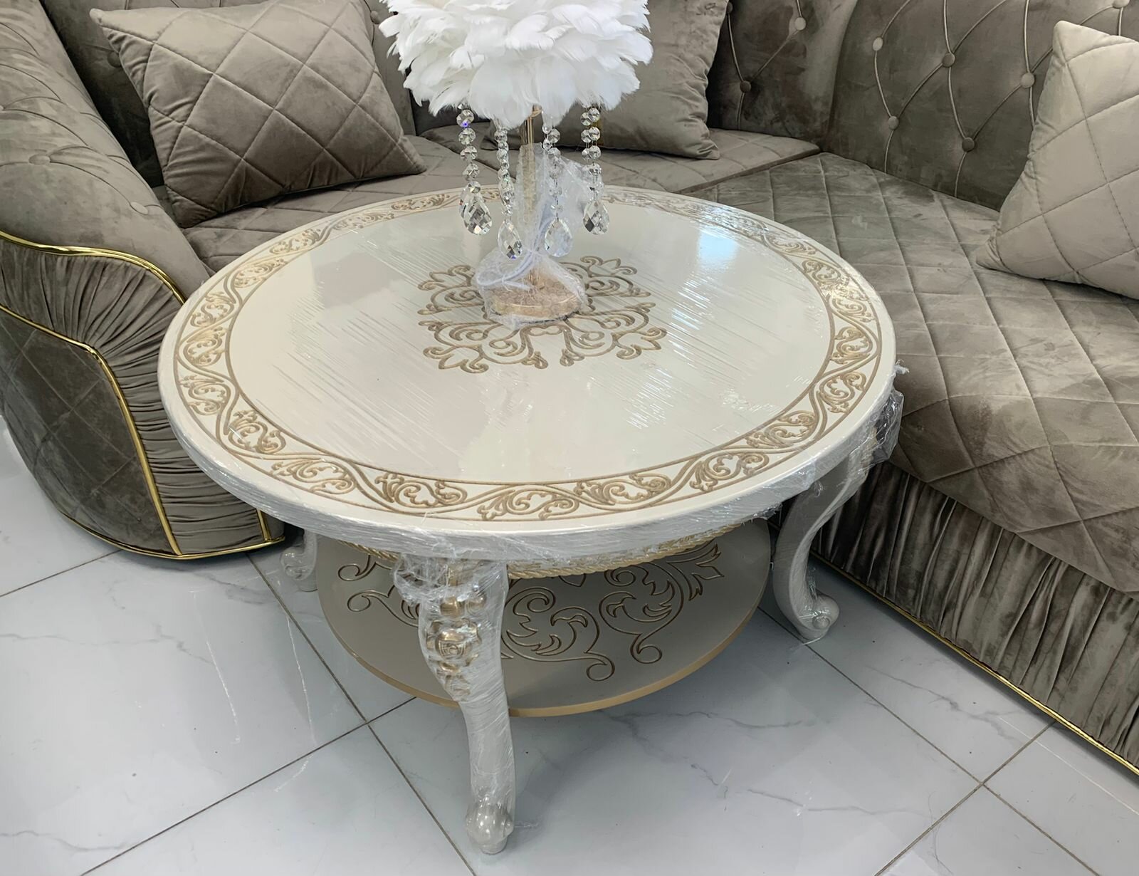 "Viva Rosa" Журнальный столик, с дополнительным отсеком у подножья.