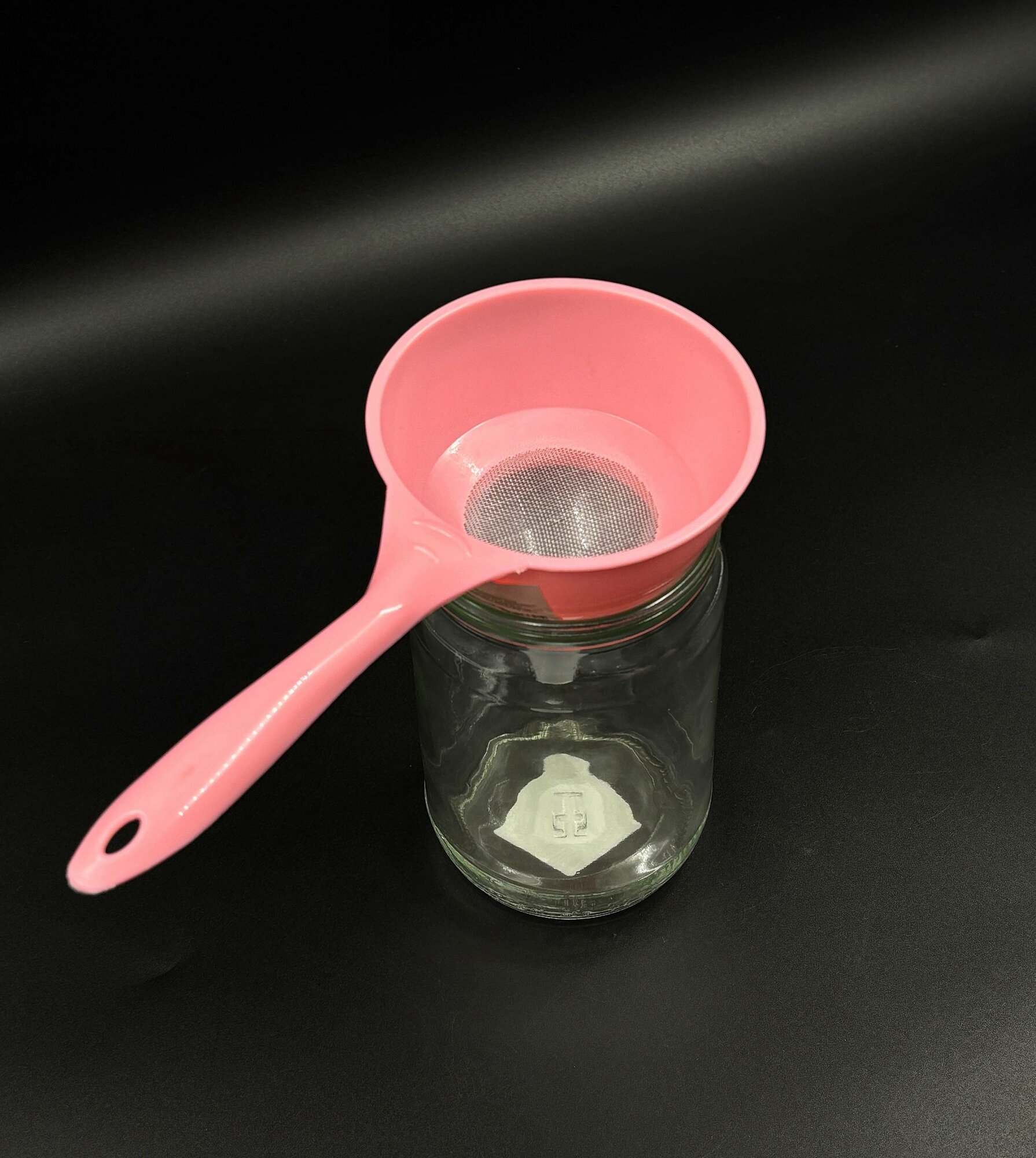 Воронка кухонная с ситом для бутылок и банок с узким носиком, пластиковое сито 15см