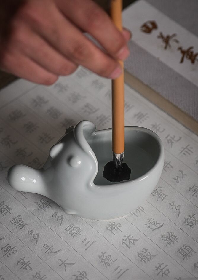 Тушечница с держателем для кисти "Рыба с большим ртом" цвет: белый