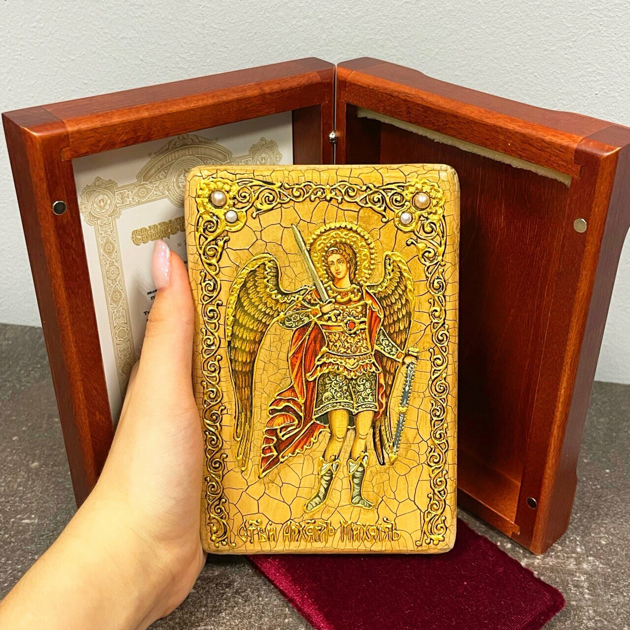 Икона "Архангел Михаил" в подарочной шкатулке из мореного дуба
