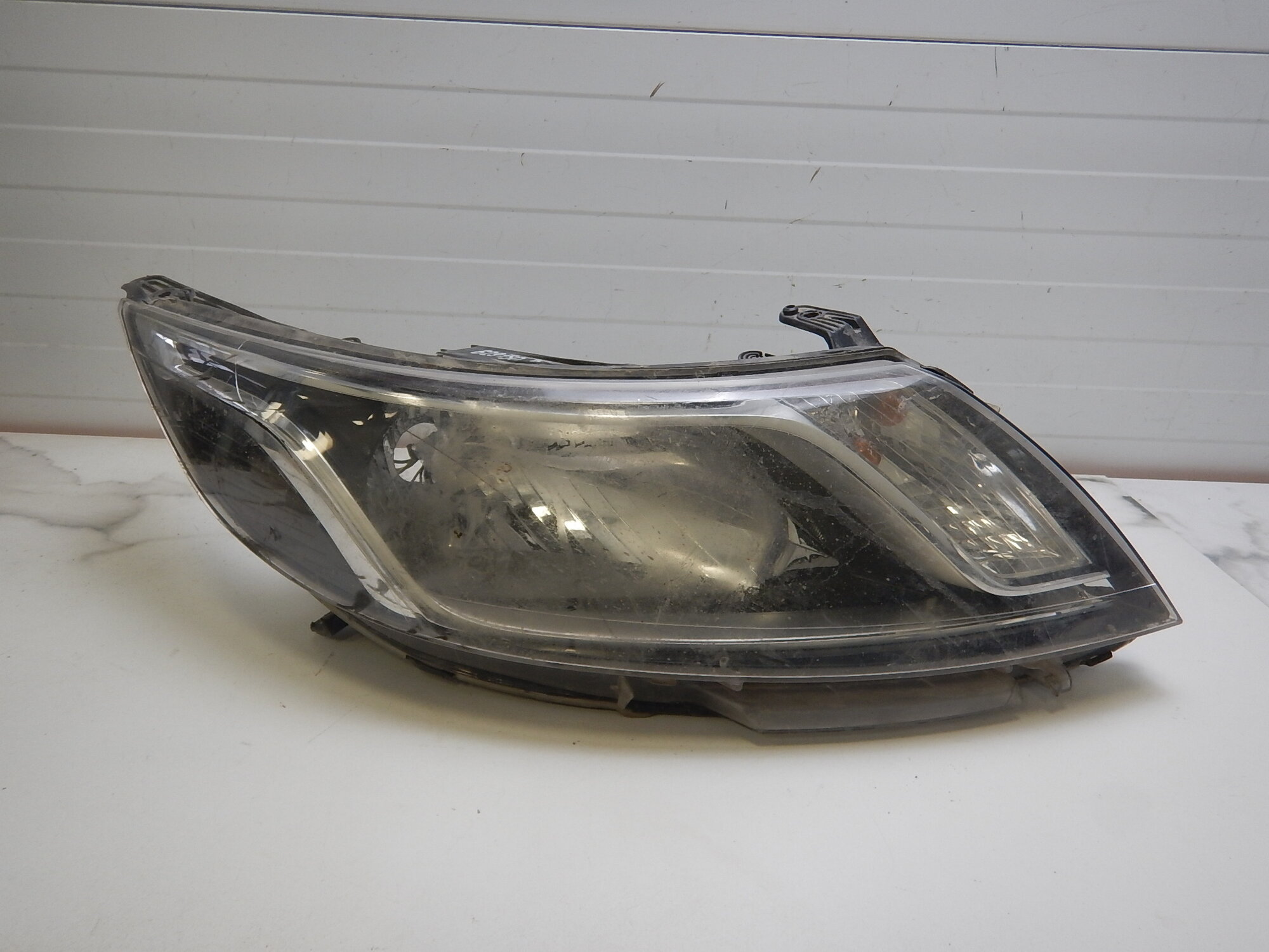 Б/У Фара правая, KIA (Киа)-RIO (11-) KIA RIO (11-) Царапины на стекле, следы клея, поврежден отражатель, трещина на корп...