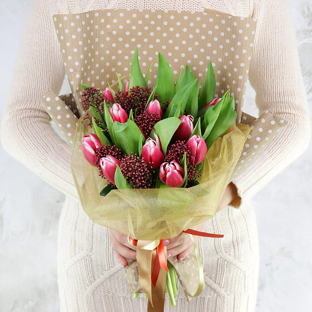 Монобукет Букет Маркет "Тюльпаны со скимией", 15 цветов, 25 см, оберточная бумага